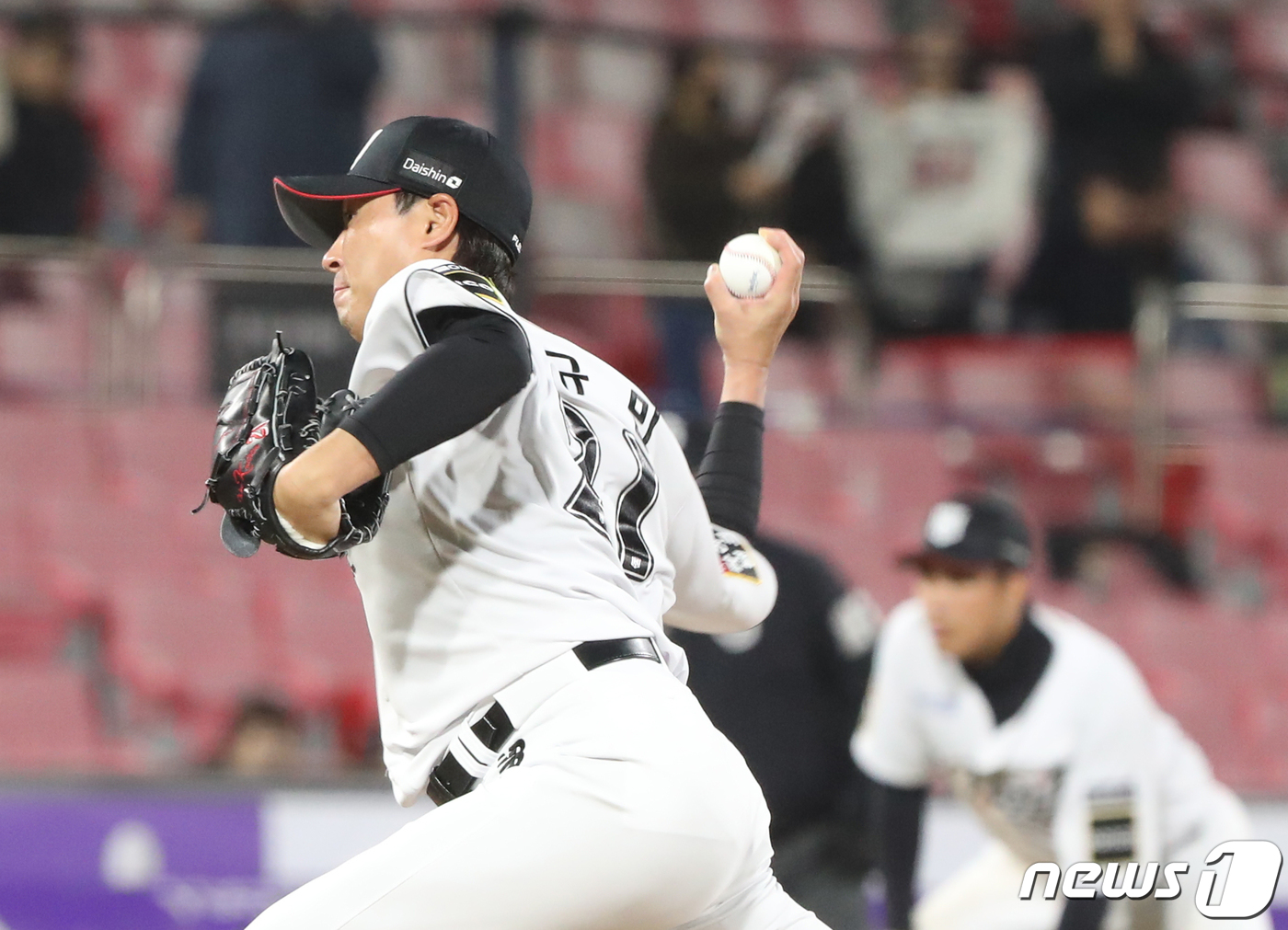 7초 마운드 올라온 우규민 - 뉴스1