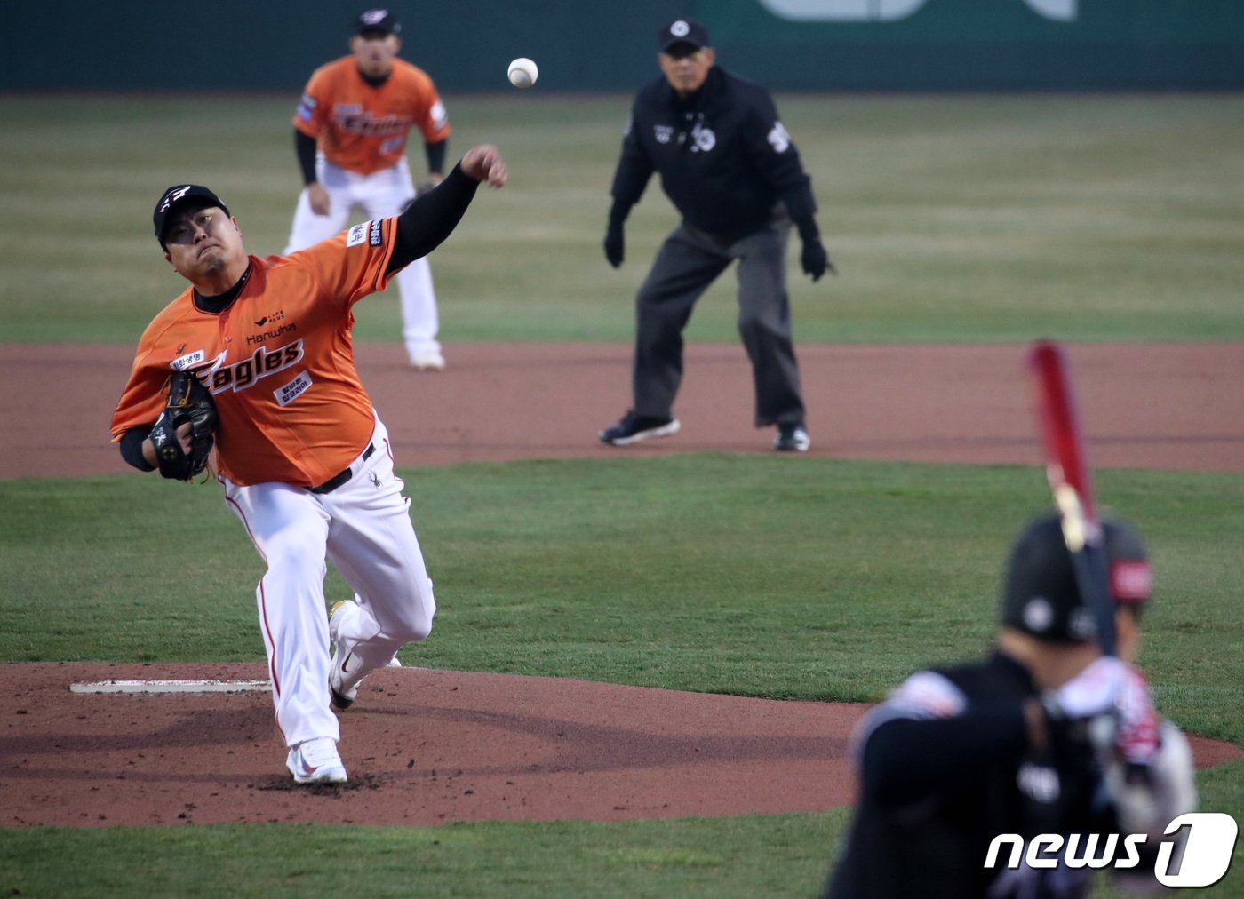 '류현진 6이닝 2실점' 한화, 5연승 질주…'김태형호' 롯데 첫 승(종합) - 뉴스1