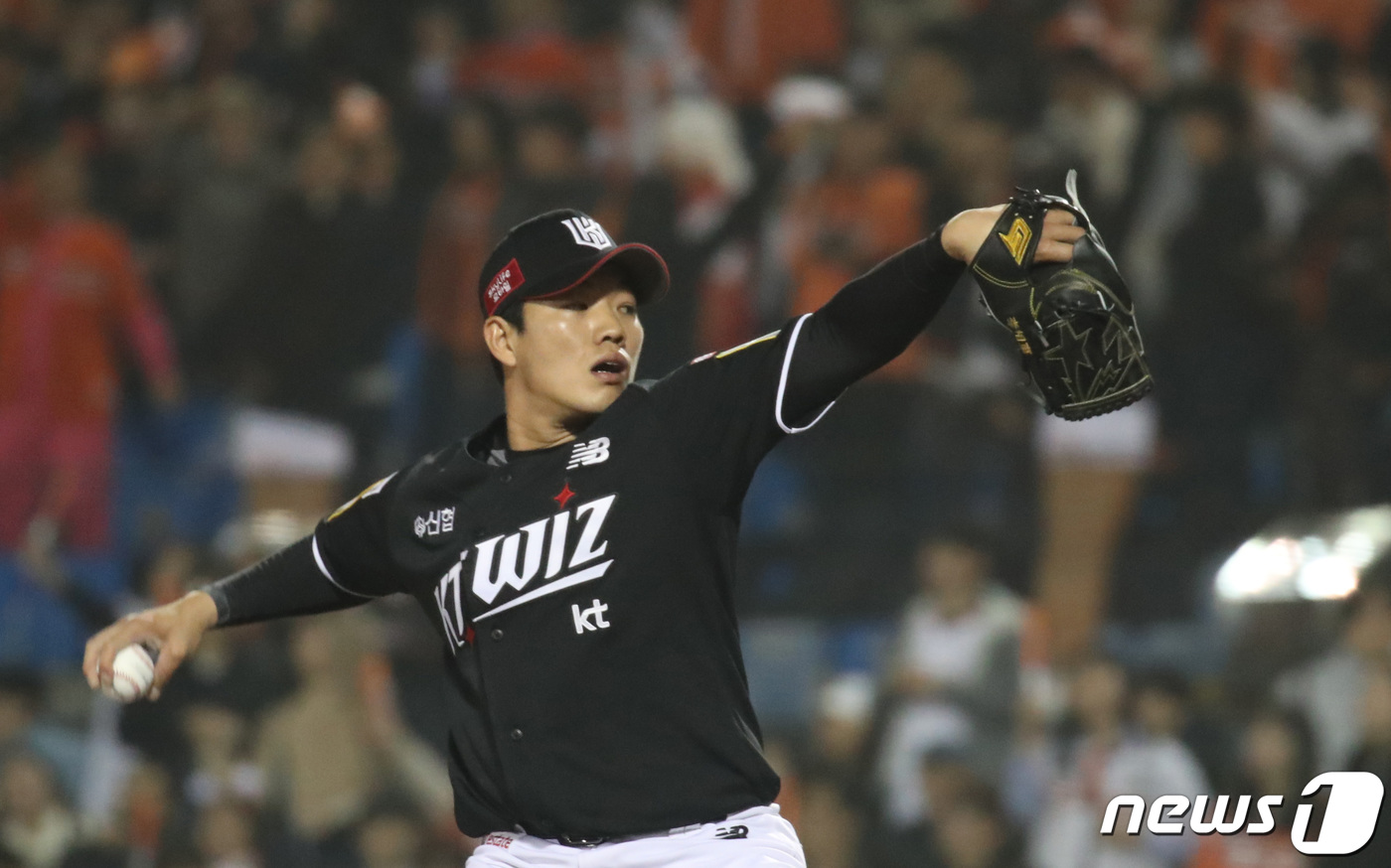 교체 투입된 이상동 - 뉴스1