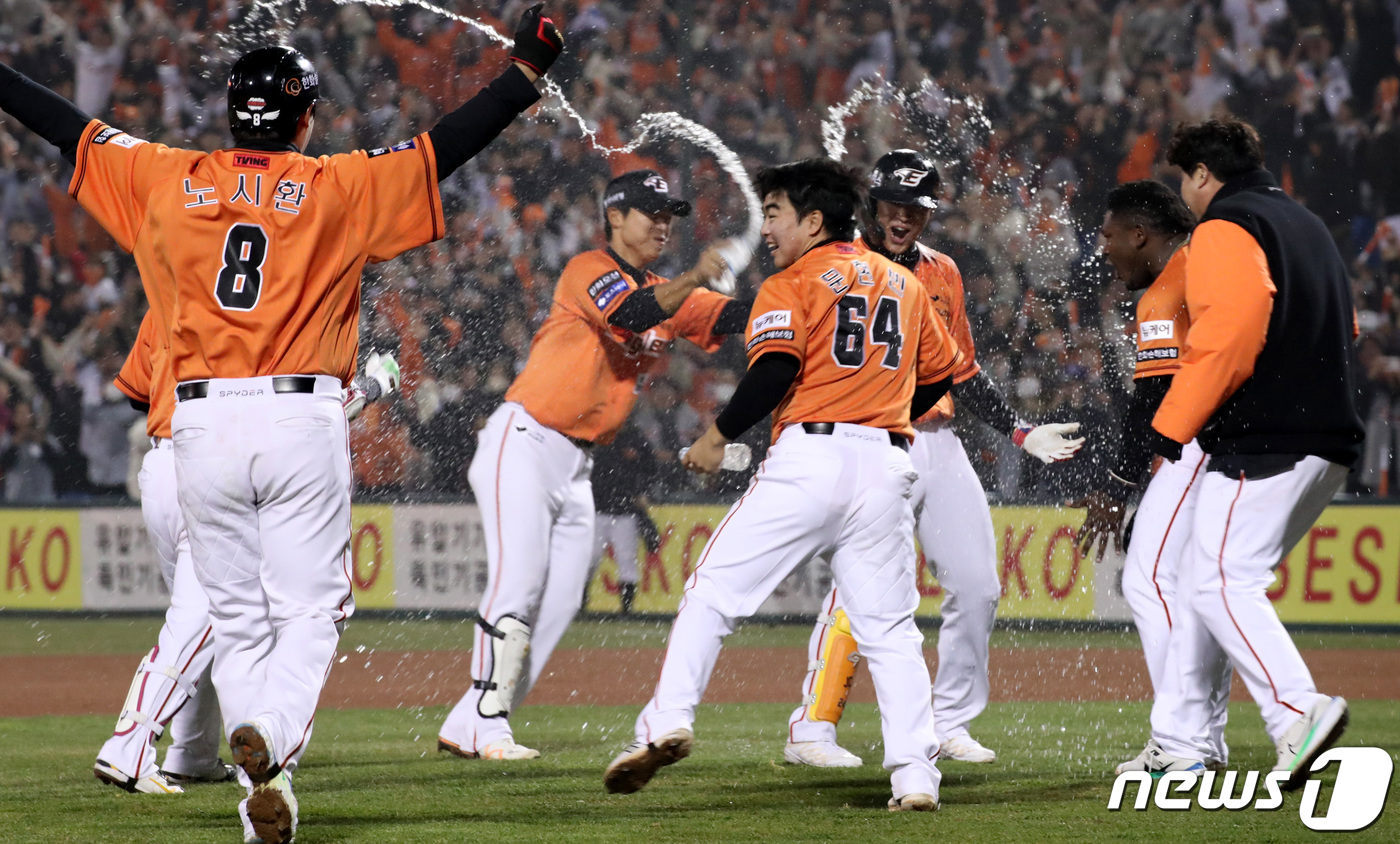 한화이글스 끝내기 안타로 홈 개막전 승리 - 뉴스1