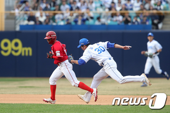 SSG 8회, 결정적인 실수 - 뉴스1