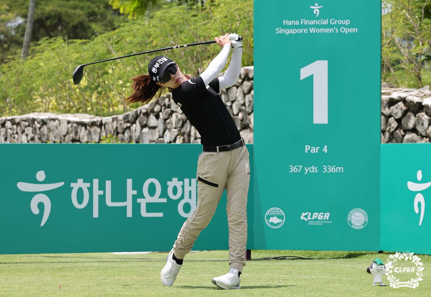 티샷 선보이는 박주영 - 뉴스1