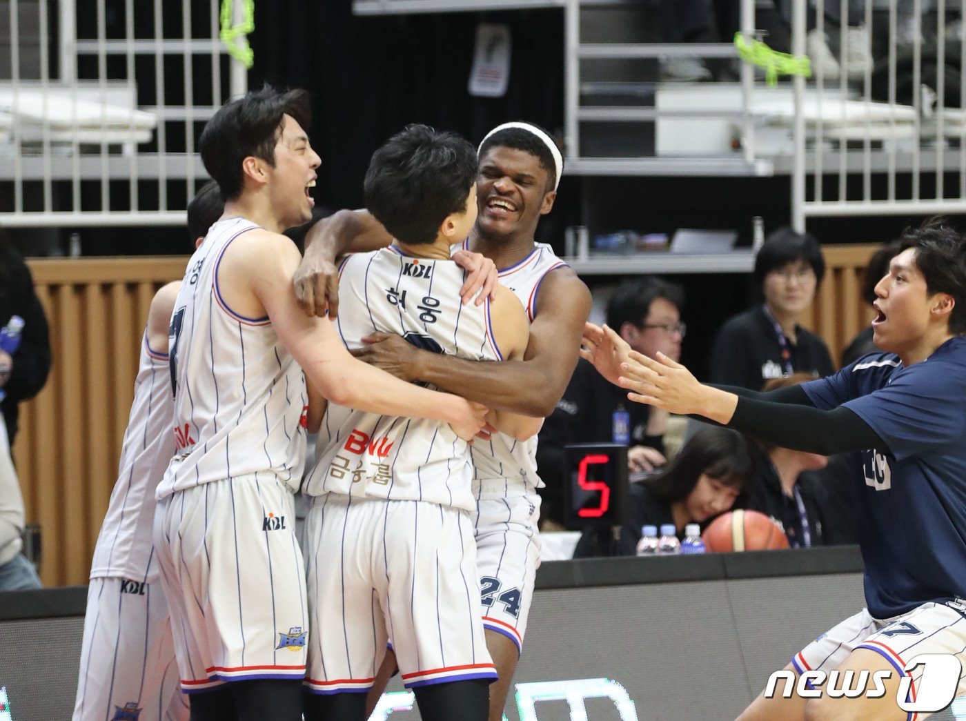 '허웅 버저비터' KCC, KT에 짜릿한 역전승…선두 DB는 매직넘버 3 - 뉴스1