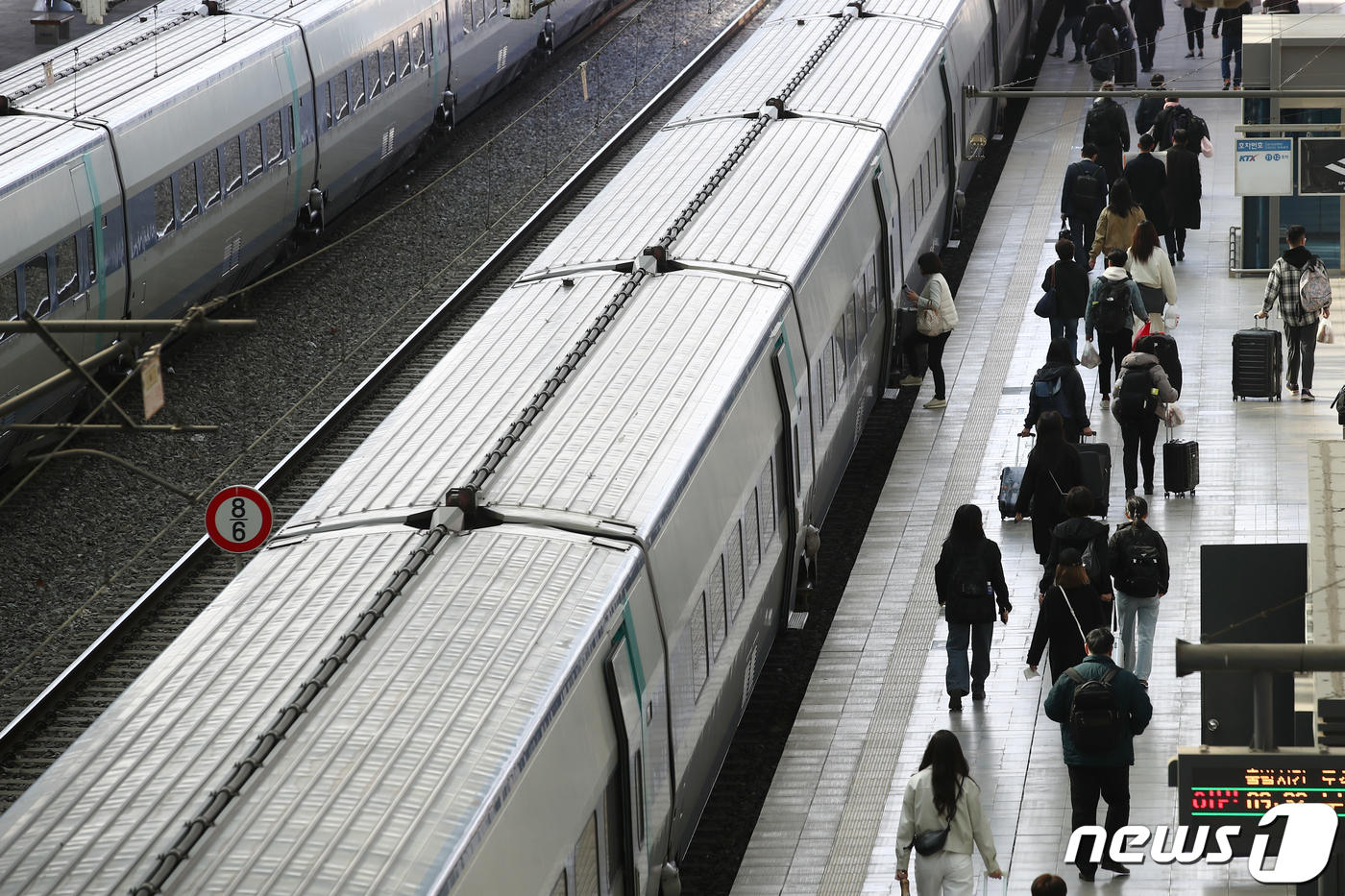 KTX 개통 20주년, 10억 5천만명 누적 이용 - 뉴스1