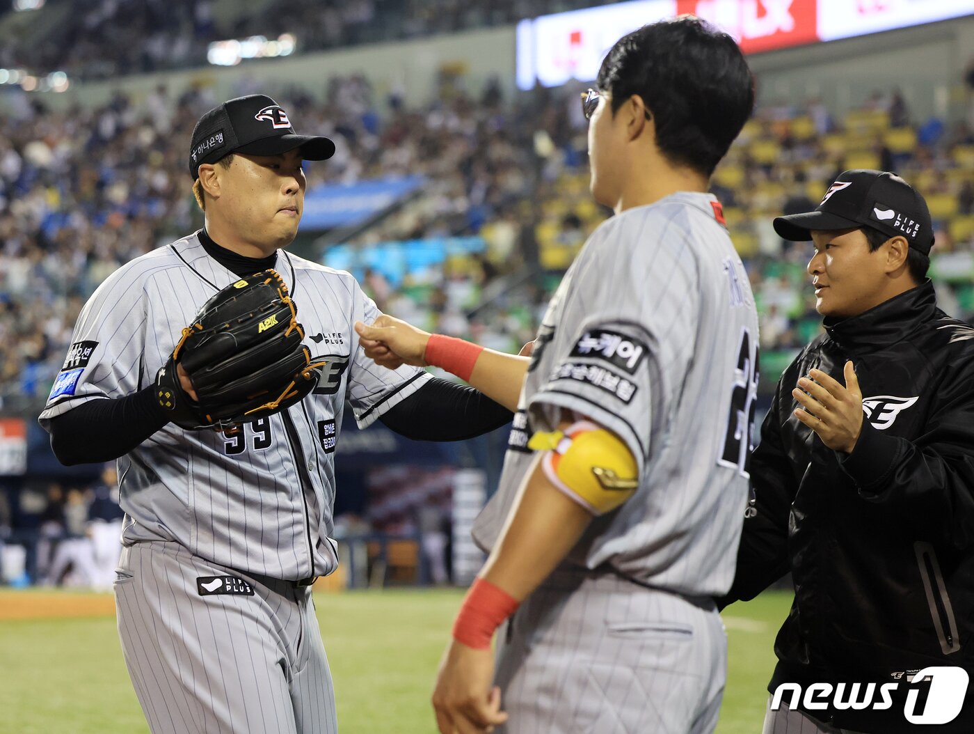 류현진, 6이닝 8K 무실점 완벽투…12년 만에 KBO리그 복귀 승 눈앞 - 뉴스1