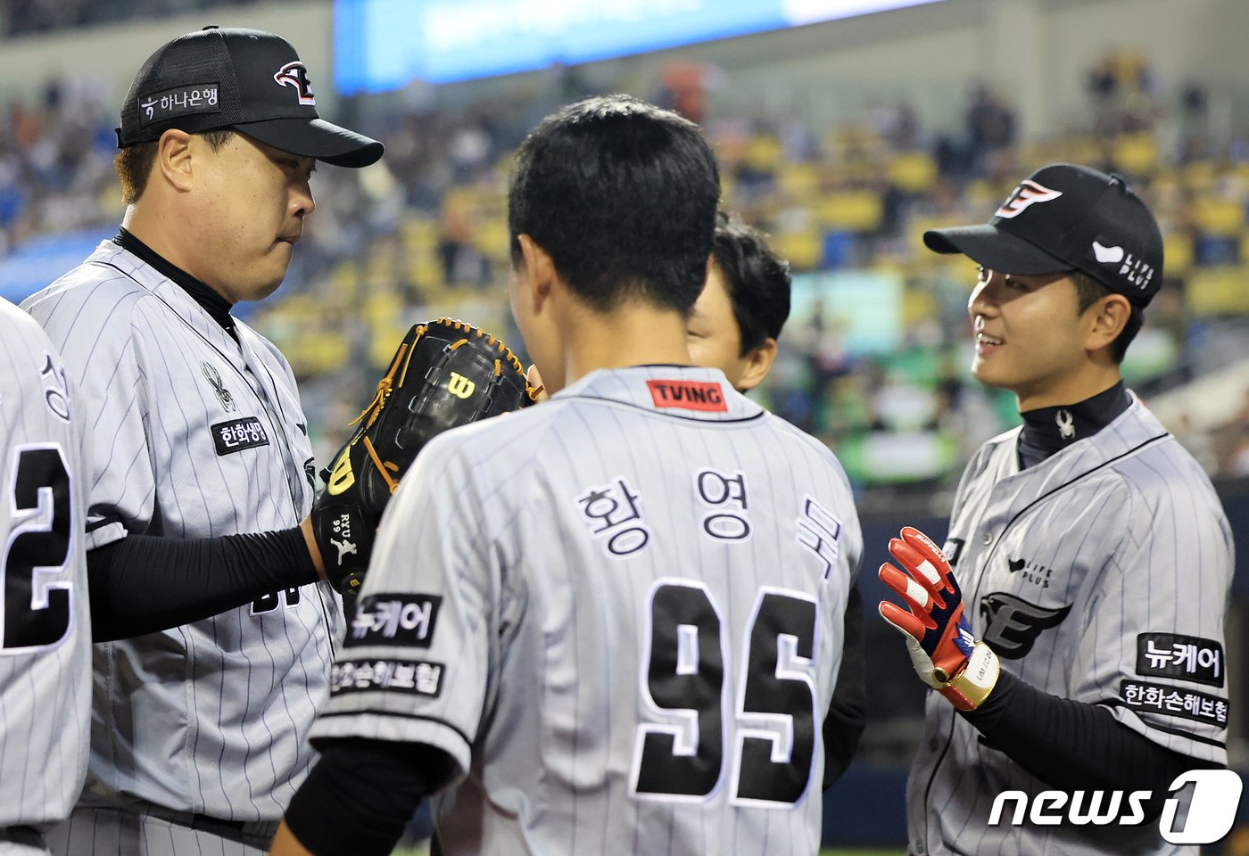 '괴물' 류현진, 6이닝 8K 무실점 완벽투…4216일 만에 KBO리그 복귀 승리(종합) - 뉴스1