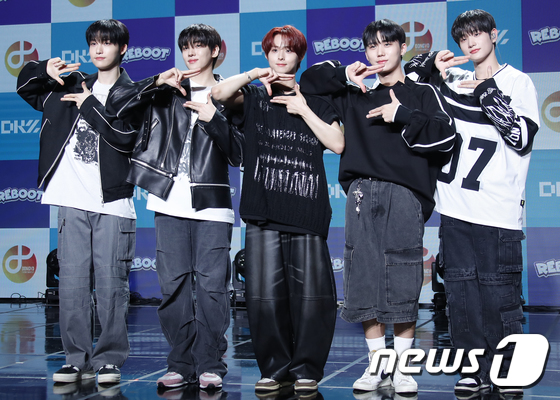 DKZ, 1년6개월 만에 컴백한 사랑도둑 - 뉴스1