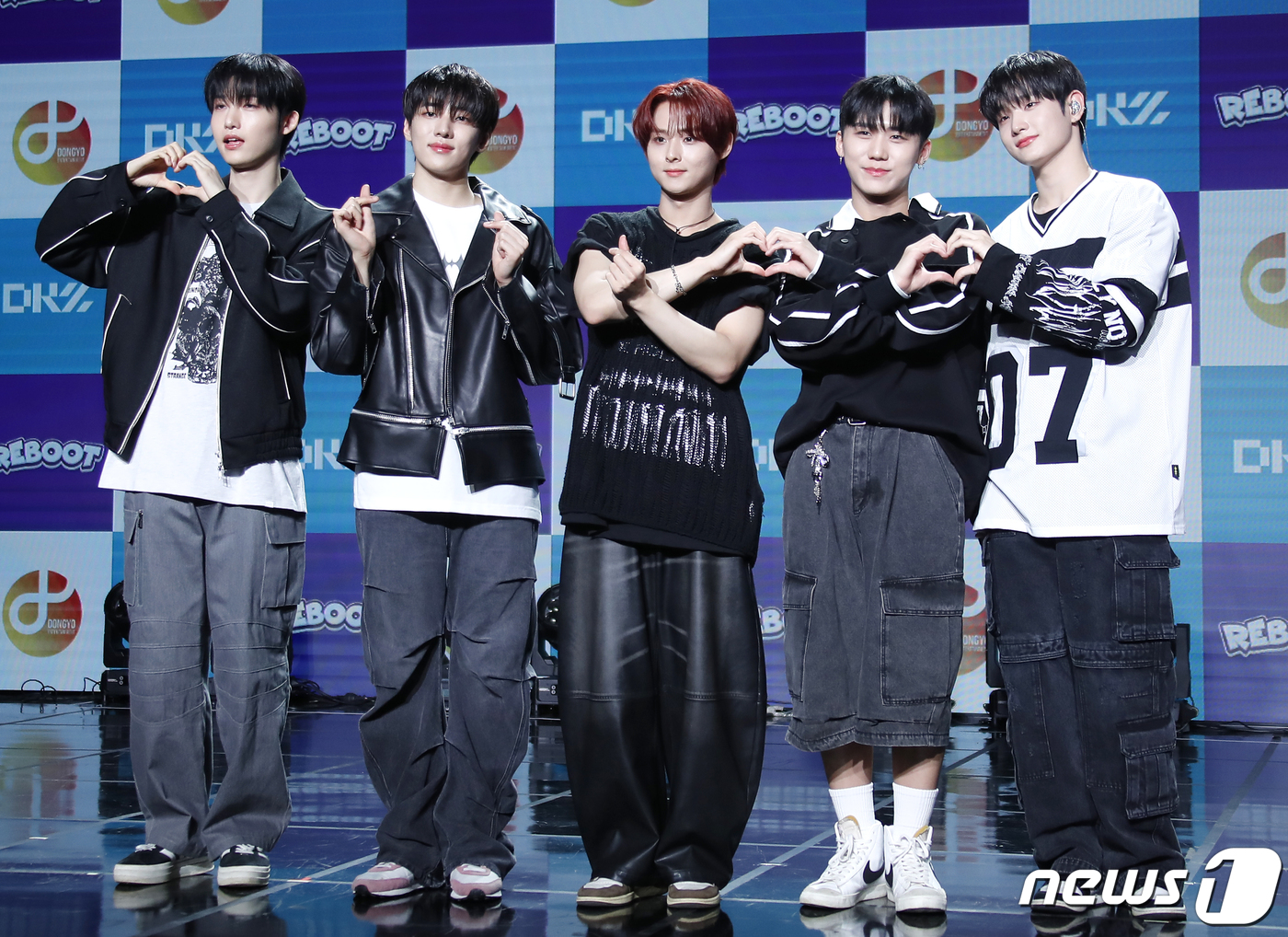 DKZ, 1년6개월 만에 완전체 컴백 - 뉴스1