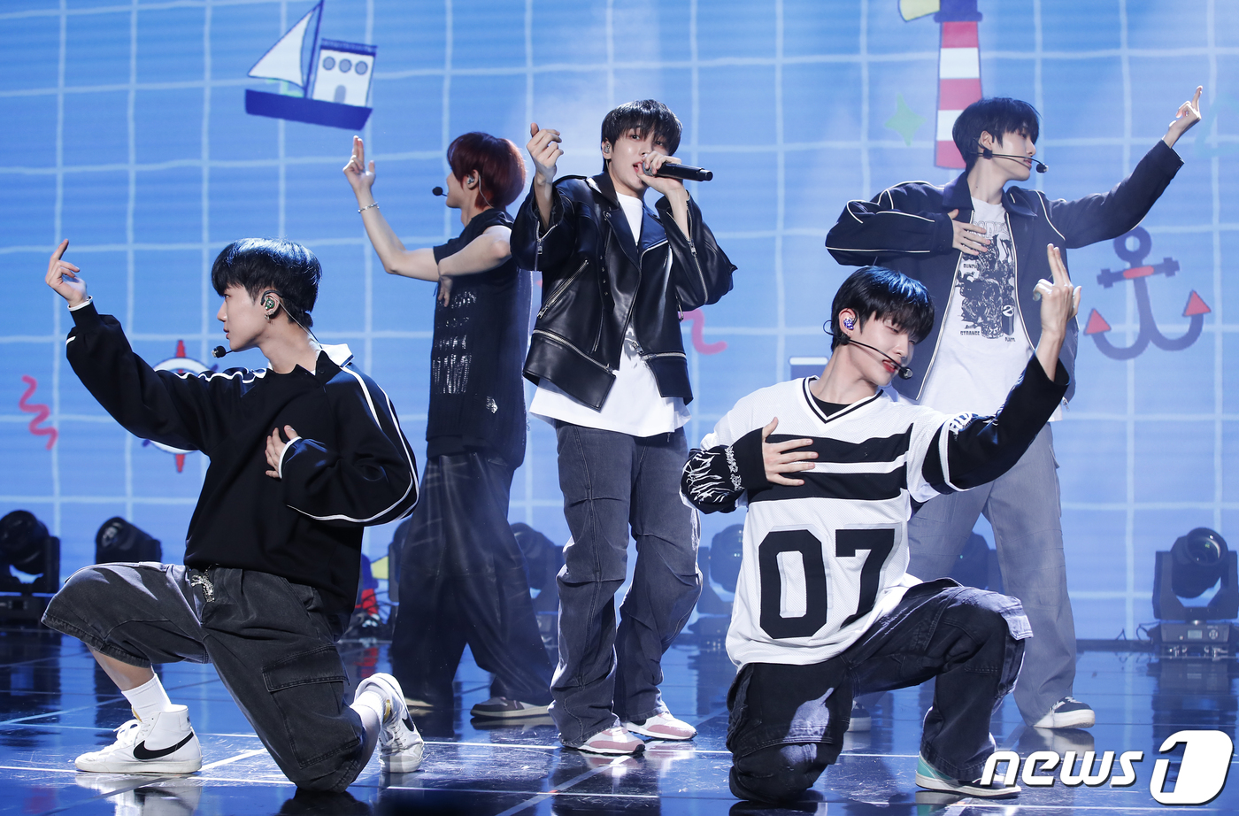 DKZ, 1년 6개월 만에 완전체 컴백 - 뉴스1