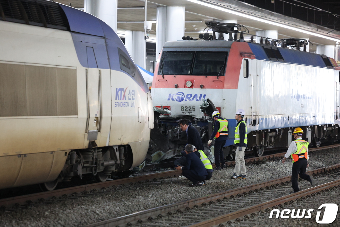 서울역에서 KTX와 무궁화호 접촉사고 - 뉴스1