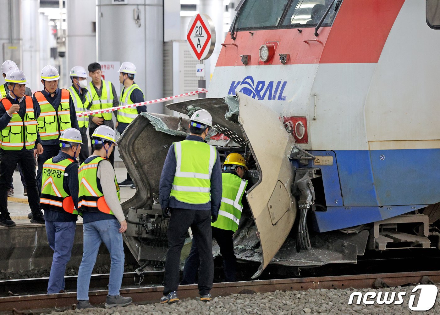 [뉴스1 PICK]서울역 승강장에서 KTX·무궁화 ‘쿵’, ‘큰 인명피해 없어 다행’' - 뉴스1