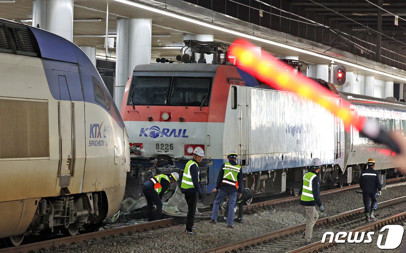 [뉴스1 PICK]서울역 승강장에서 KTX·무궁화 ‘쿵’, ‘큰 인명피해 없어 다행’' - 뉴스1
