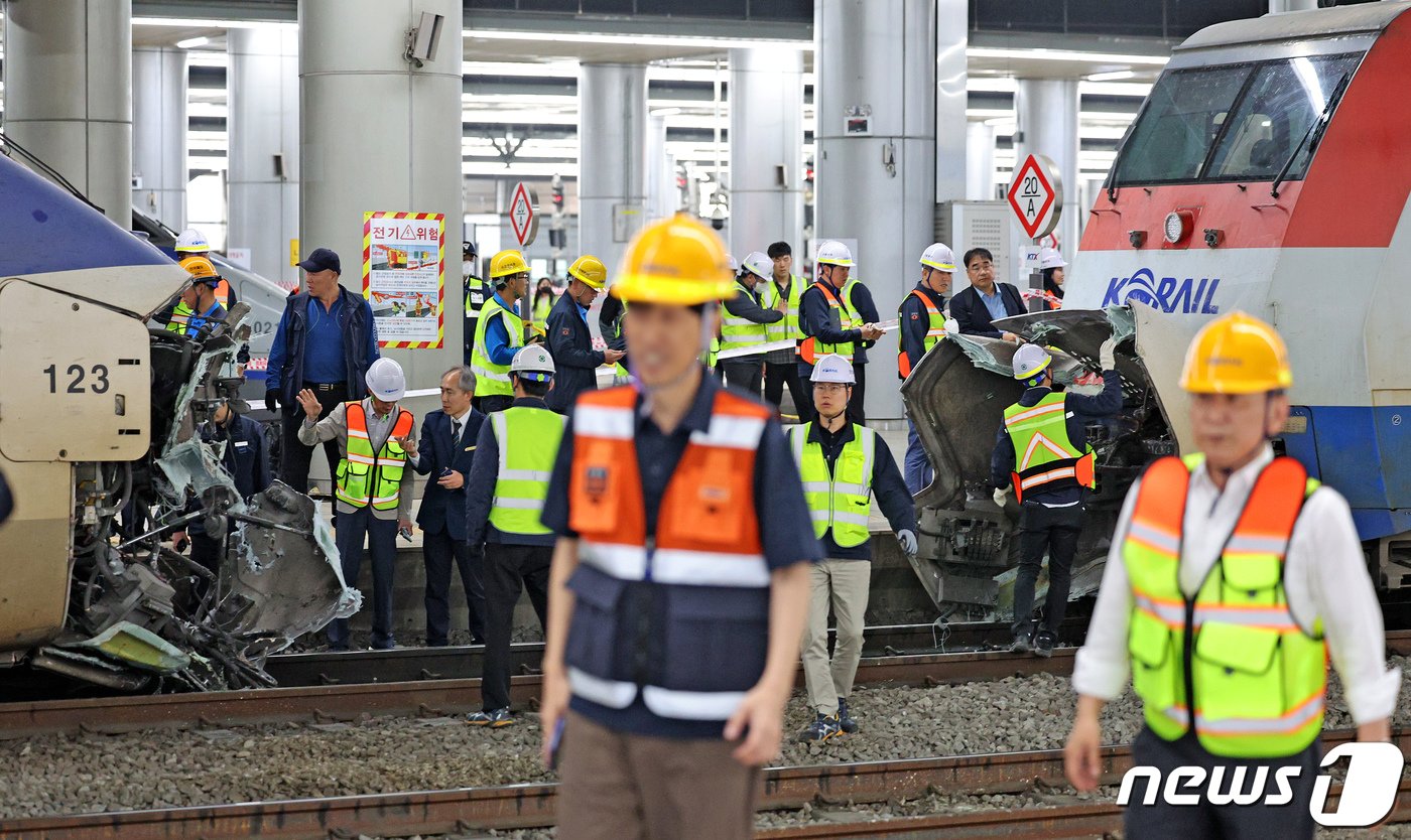 [뉴스1 PICK]서울역 승강장에서 KTX·무궁화 ‘쿵’, ‘큰 인명피해 없어 다행’' - 뉴스1