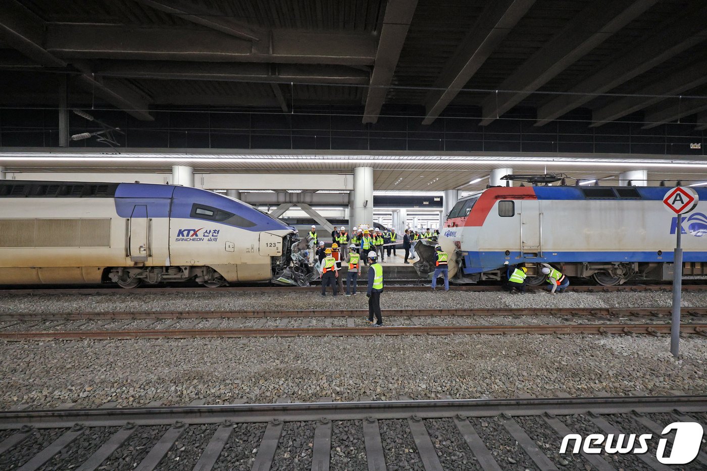 [뉴스1 PICK]서울역 승강장에서 KTX·무궁화 ‘쿵’, ‘큰 인명피해 없어 다행’' - 뉴스1