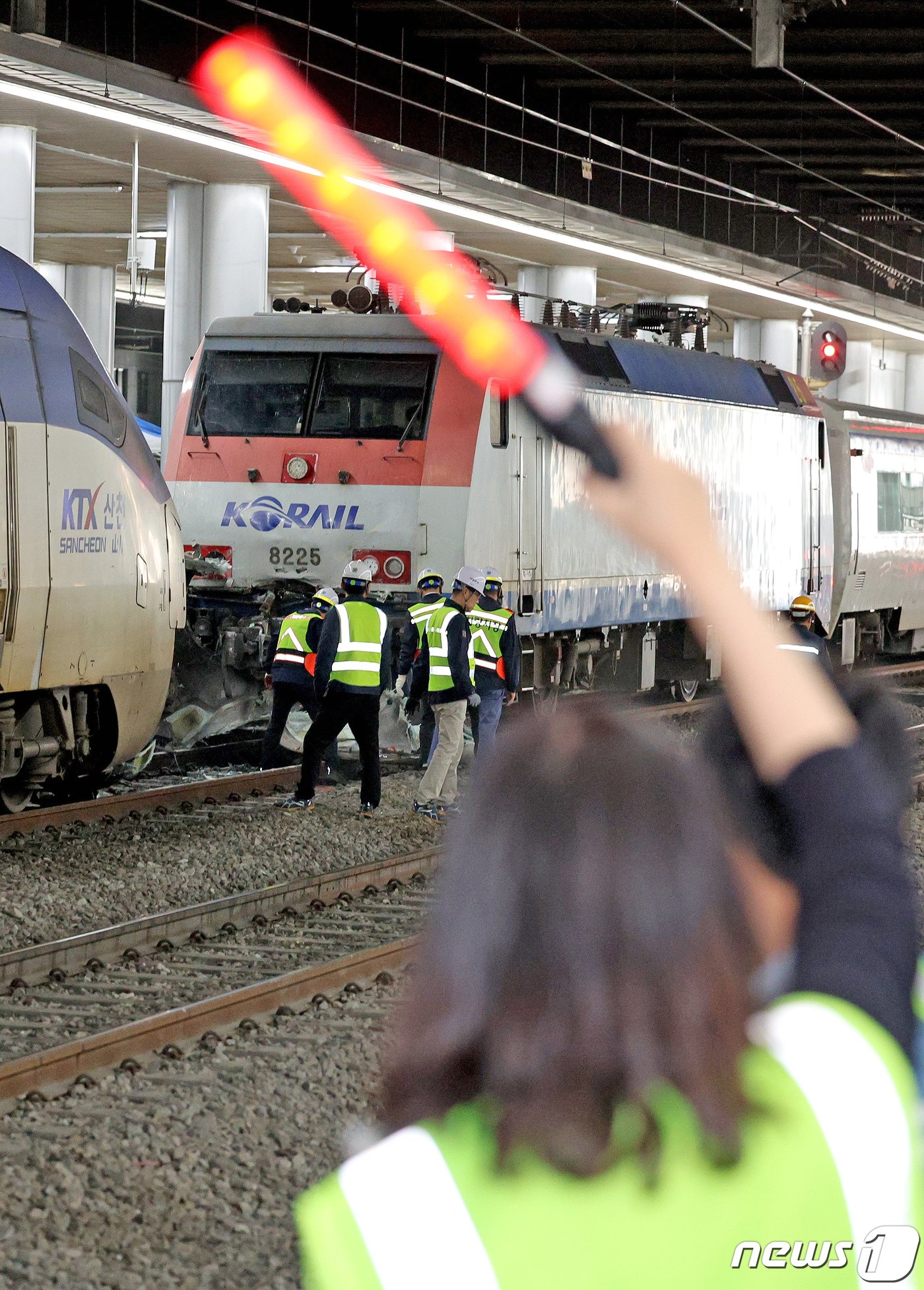 [뉴스1 PICK]서울역 승강장에서 KTX·무궁화 ‘쿵’, ‘큰 인명피해 없어 다행’' - 뉴스1