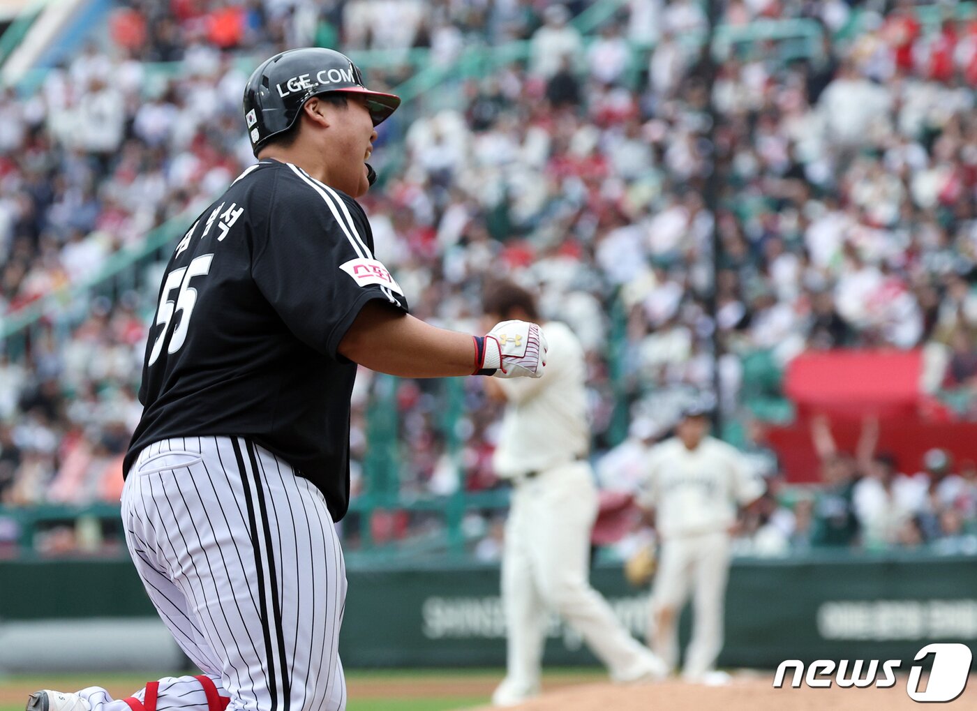 '김범석 뒤집기 만루포' LG, SSG에 2-8→10-8 대역전극…DH 1차전 승리 - 뉴스1