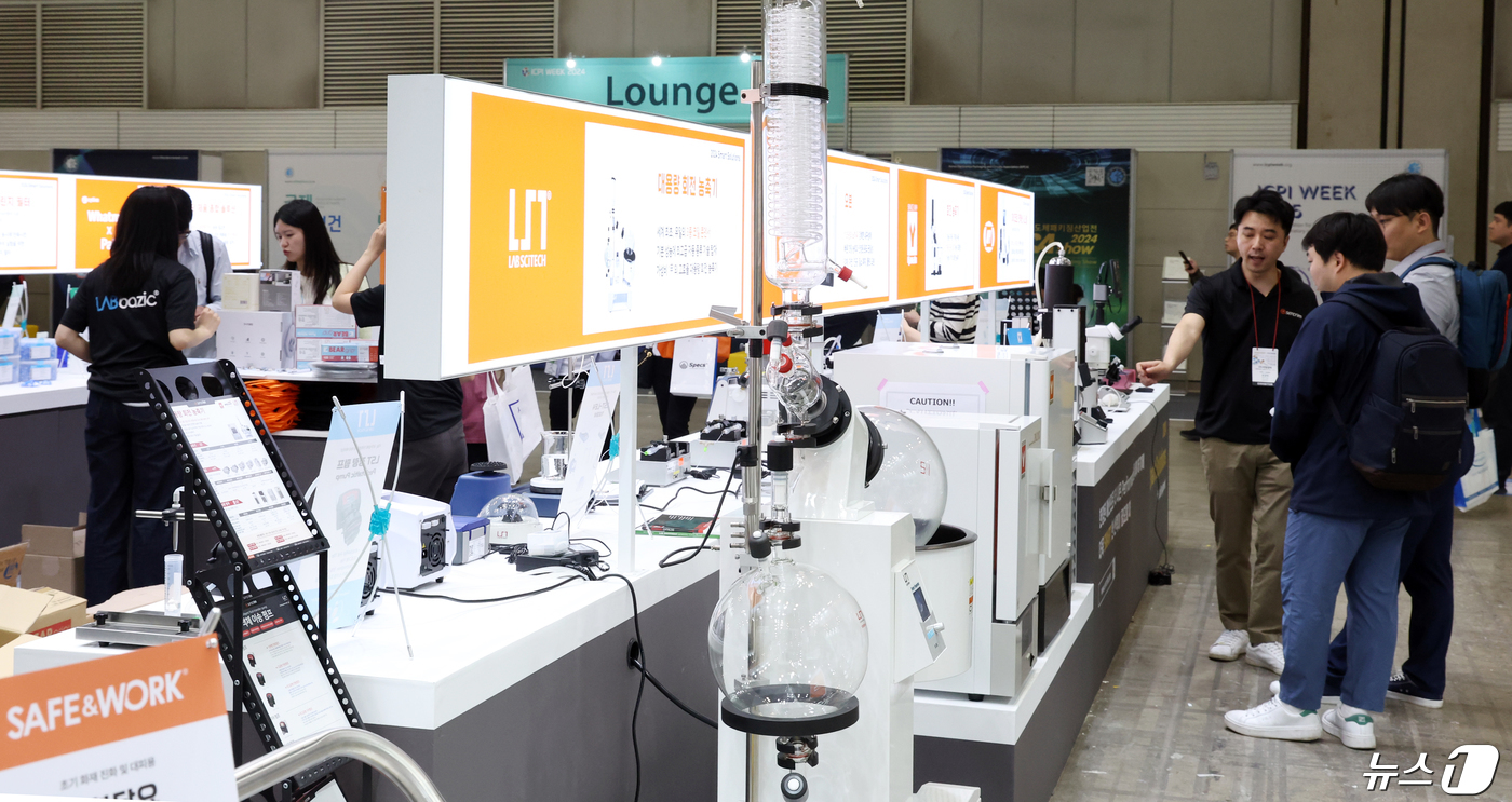 전시된 연구 실험 및 첨단분석장비 - 뉴스1