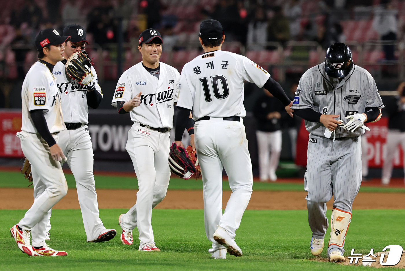 노시환 다독이는 황재균 - 뉴스1