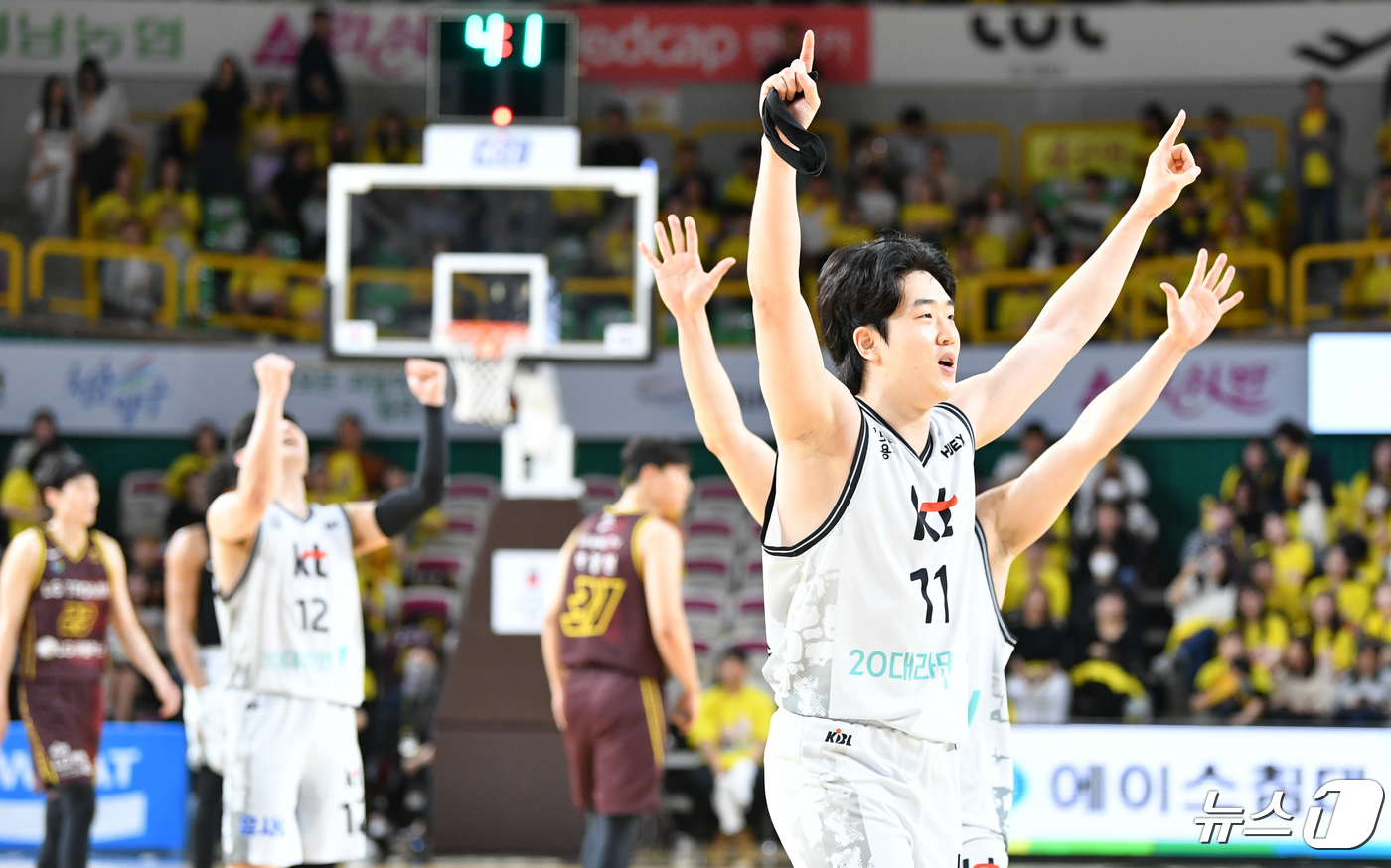 KT, 4강 PO 5차전서 LG에 75-65 승리 - 뉴스1
