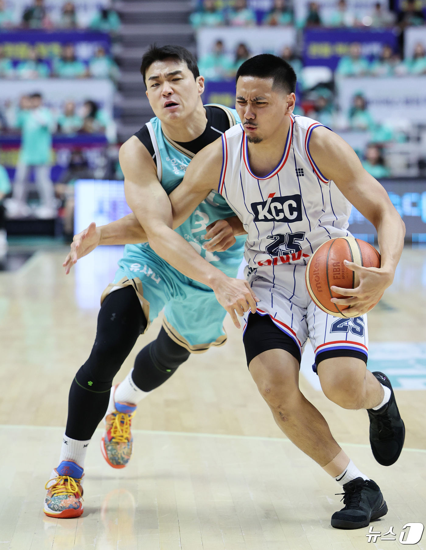 부산 에피스톨라 '날 막지마' - 뉴스1