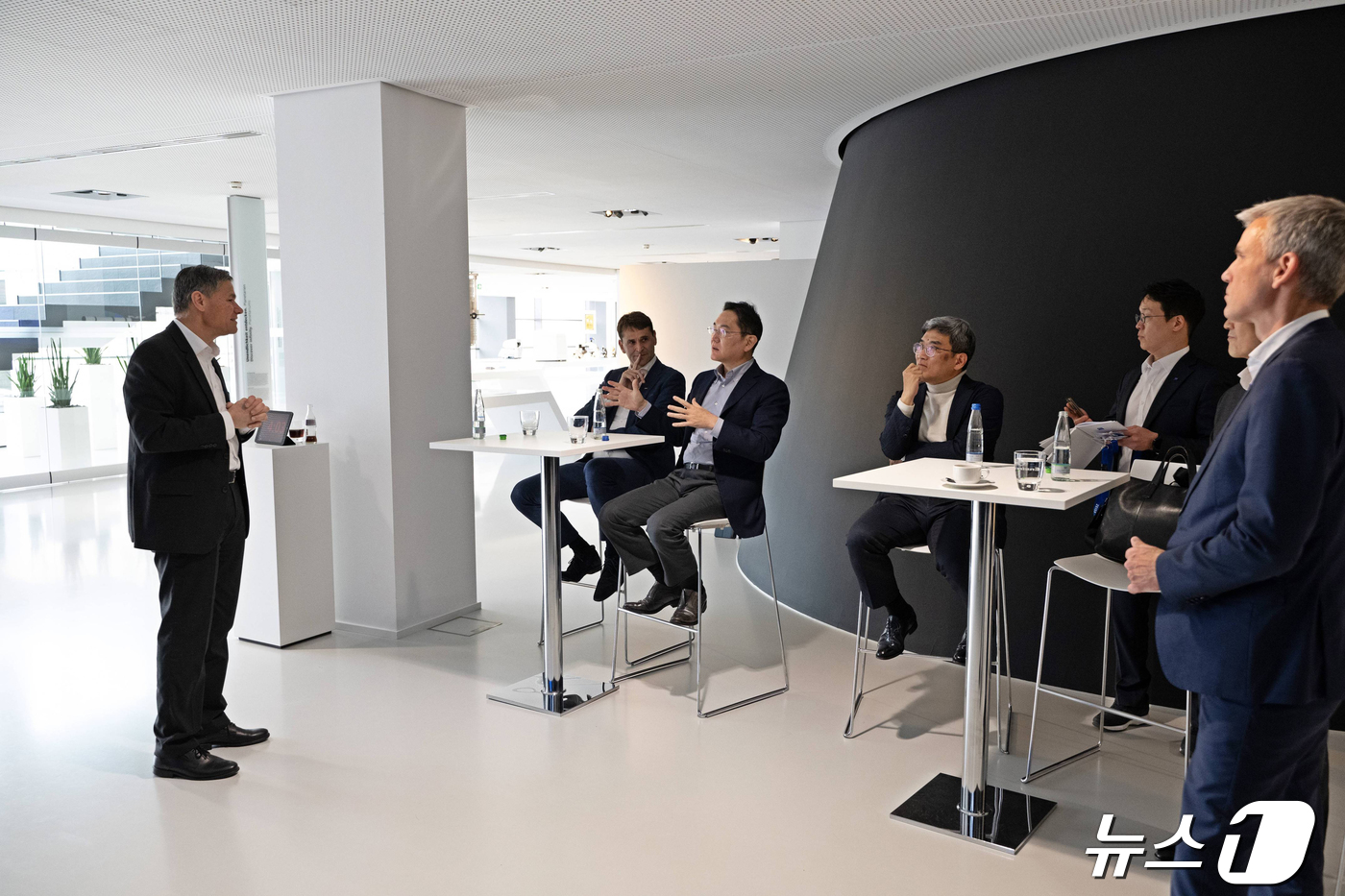 독일 자이스 CEO와 대화하는 이재용 회장 - 뉴스1