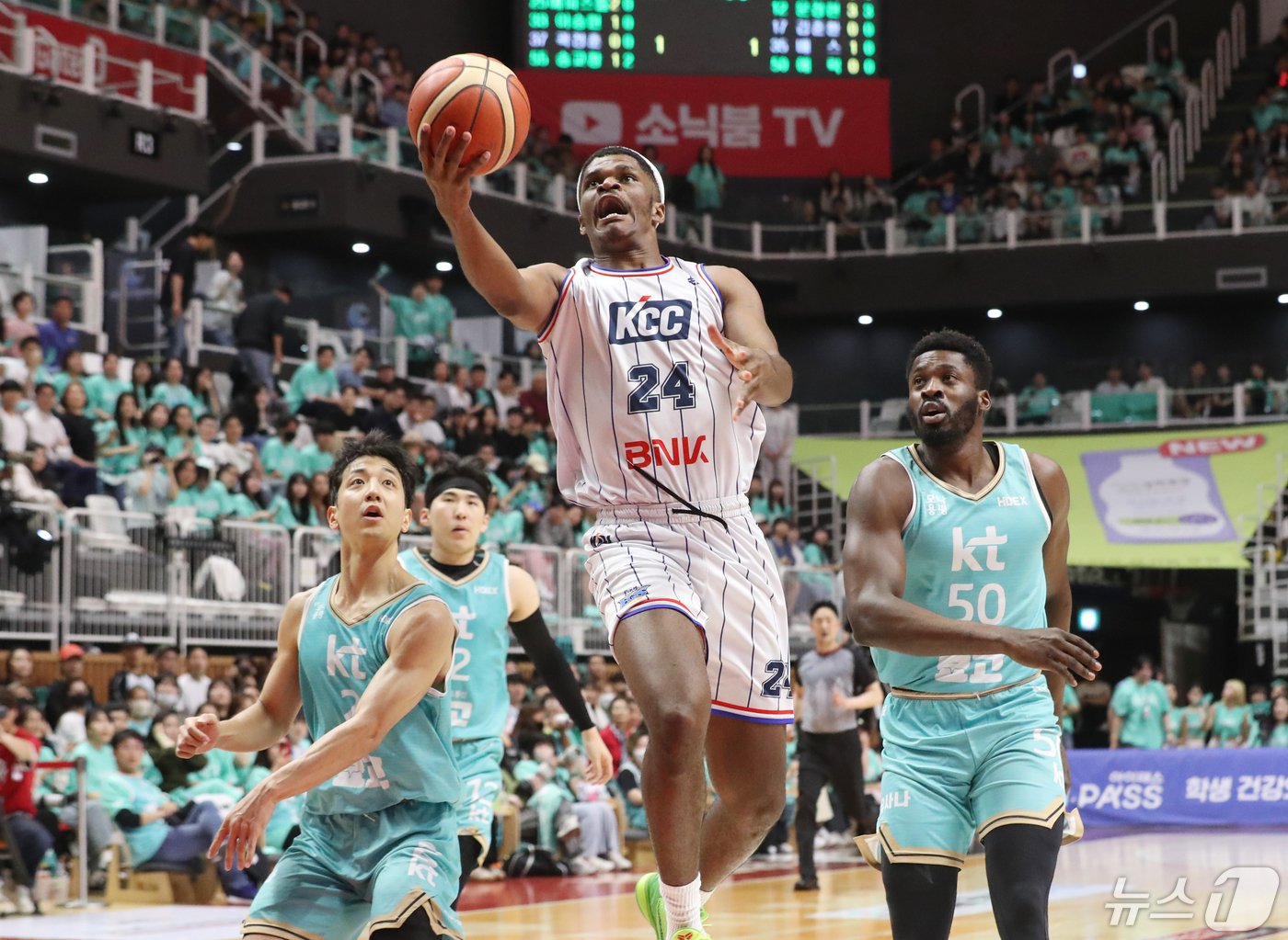 '배스 36점' KT, KCC 꺾고 반격의 1승…챔프전 1승1패 균형 - 뉴스1