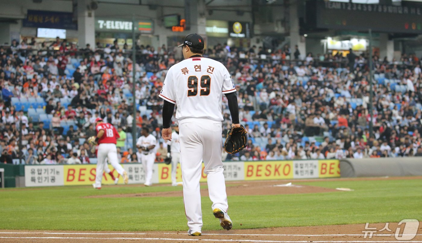 한화 류현진, 3번째 도전 만에 KBO 100승 달성…역대 33번째(종합) - 뉴스1