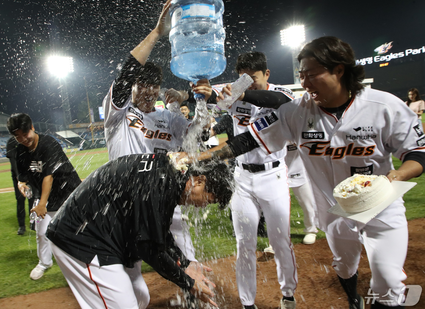 100승 축하받는 류현진 - 뉴스1