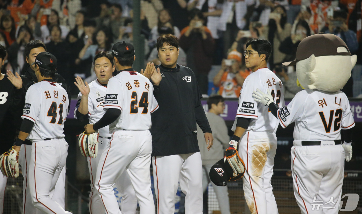 한화 홈경기서 100승 달성한 류현진 - 뉴스1