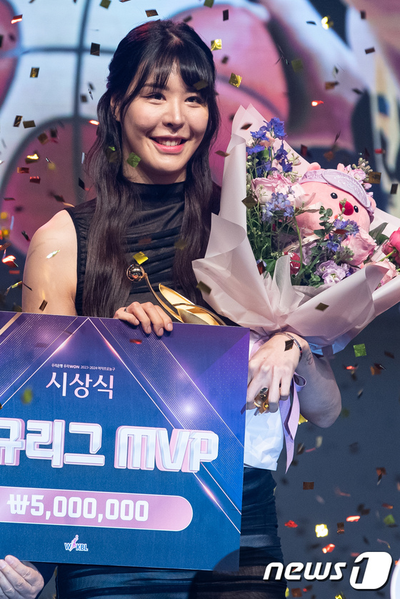 KB스타즈 박지수 '만장일치 MVP' - 뉴스1