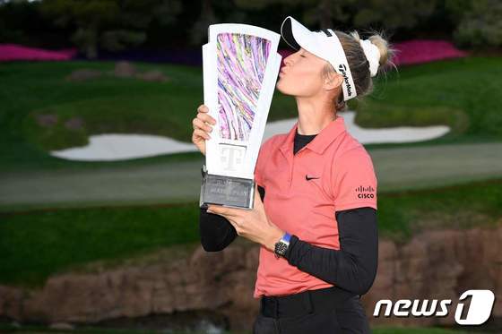 [사진] LPGA 4개 대회 연속 우승컵 입 맞추는 넬리 코르다 - 뉴스1