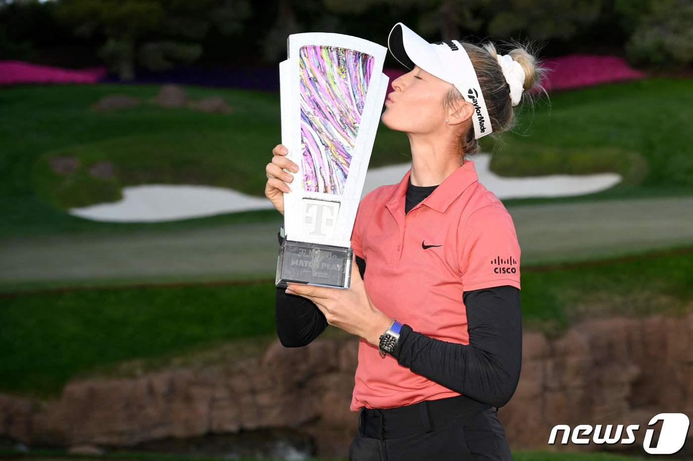 [사진] LPGA 4개 대회 연속 우승컵 입 맞추는 넬리 코르다 - 뉴스1