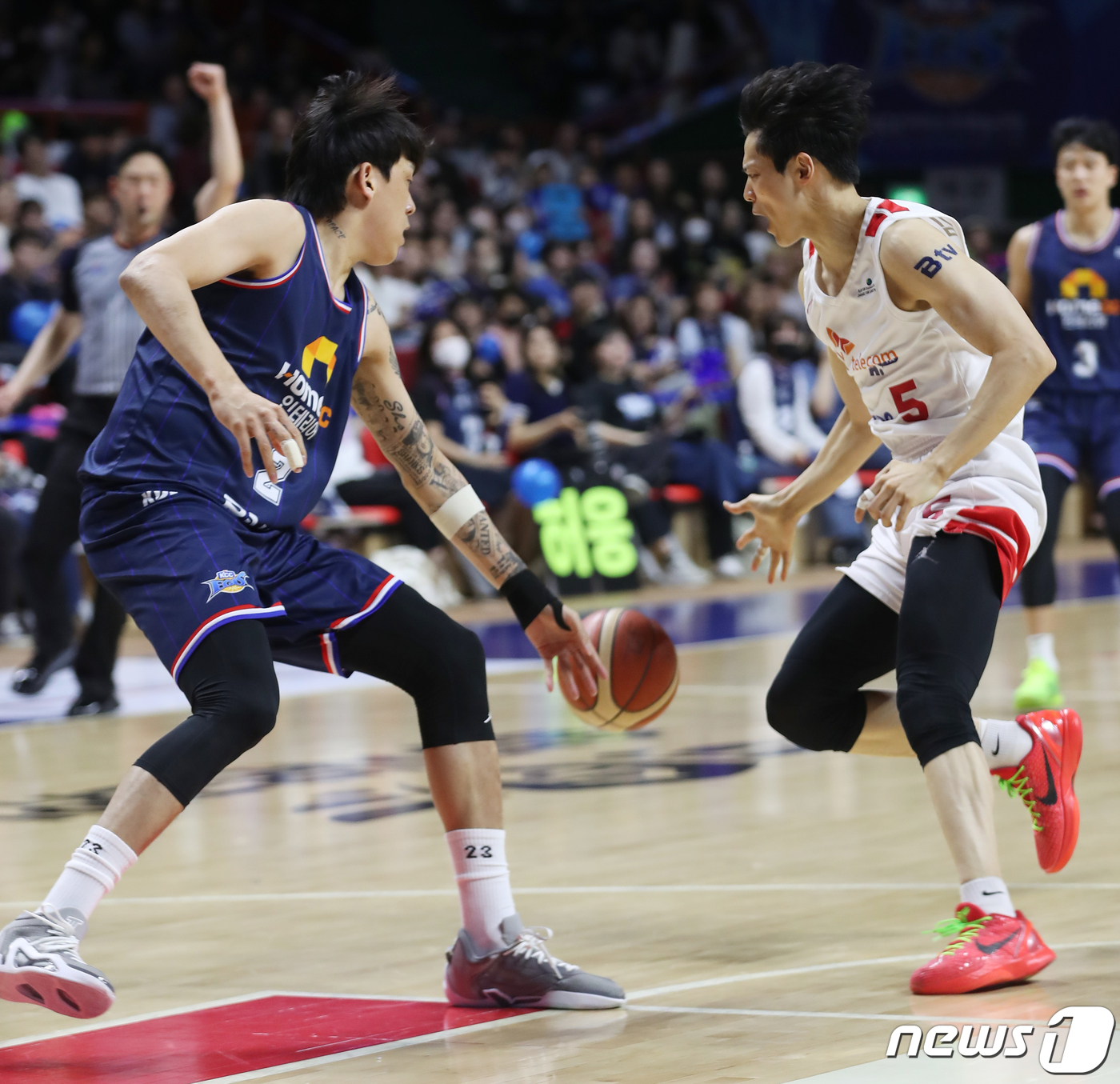 최준용·김선형 '볼다툼' - 뉴스1