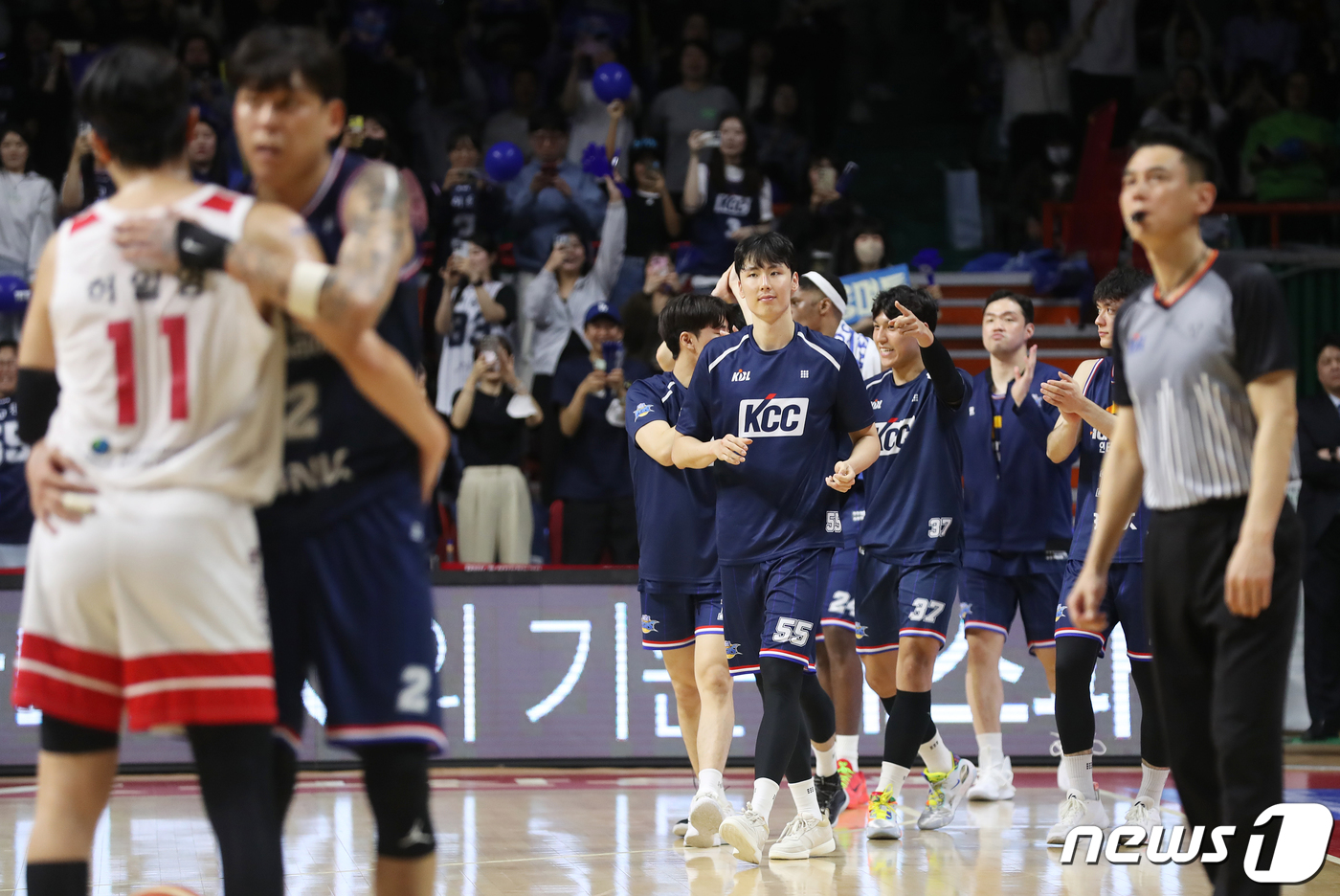 SK 꺾고 4강 플레이오프 진출한 KCC - 뉴스1