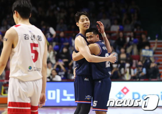 SK 꺾고 4강 플레이오프 진출한 KCC - 뉴스1