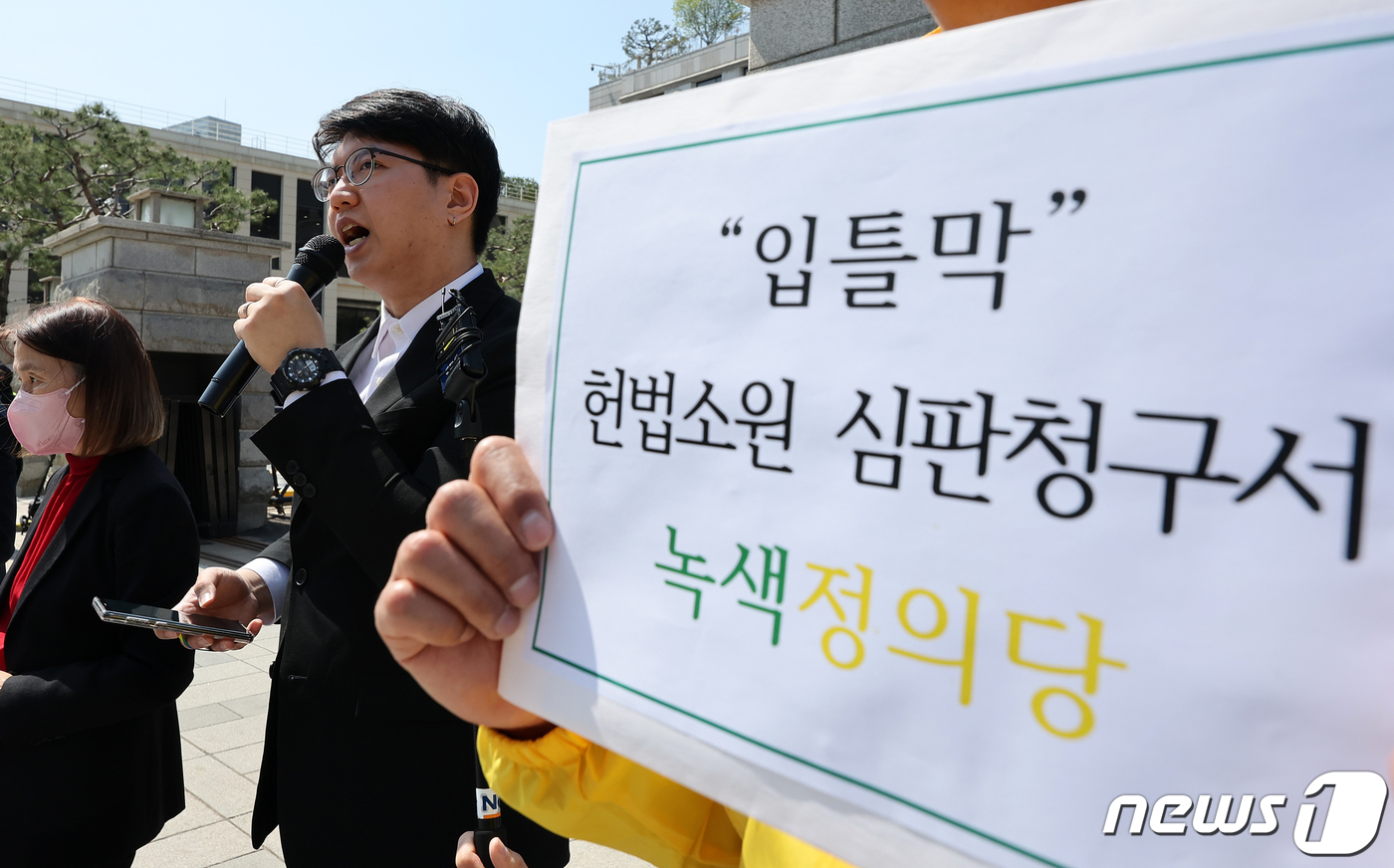 입장 밝히는 신민기 대변인 - 뉴스1