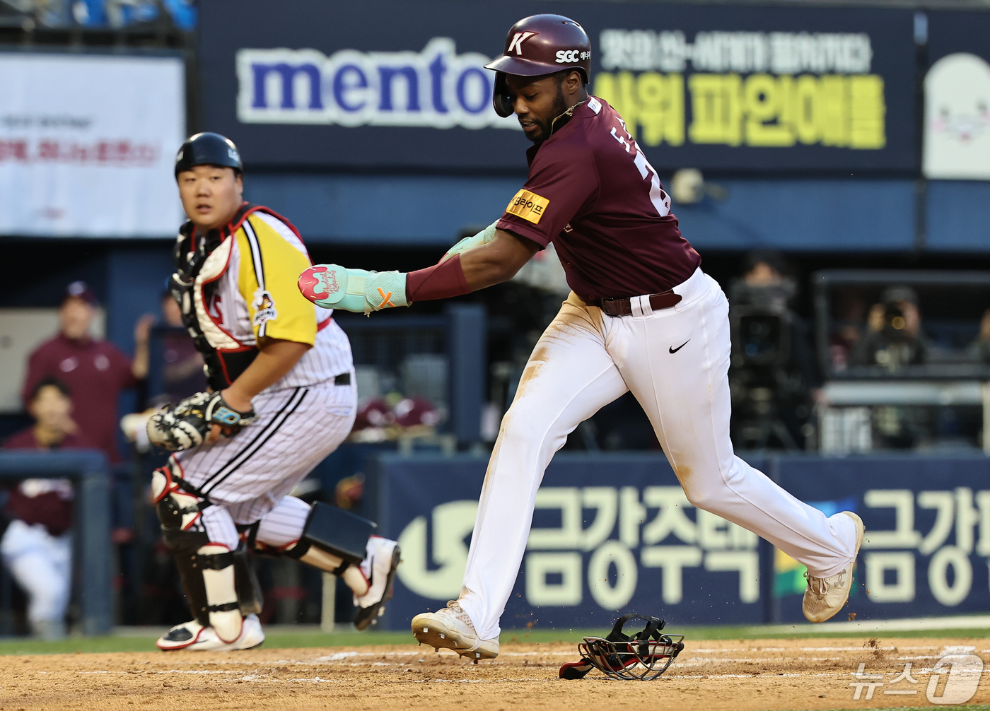 키움 도슨, 상대 실수를 틈타서 - 뉴스1