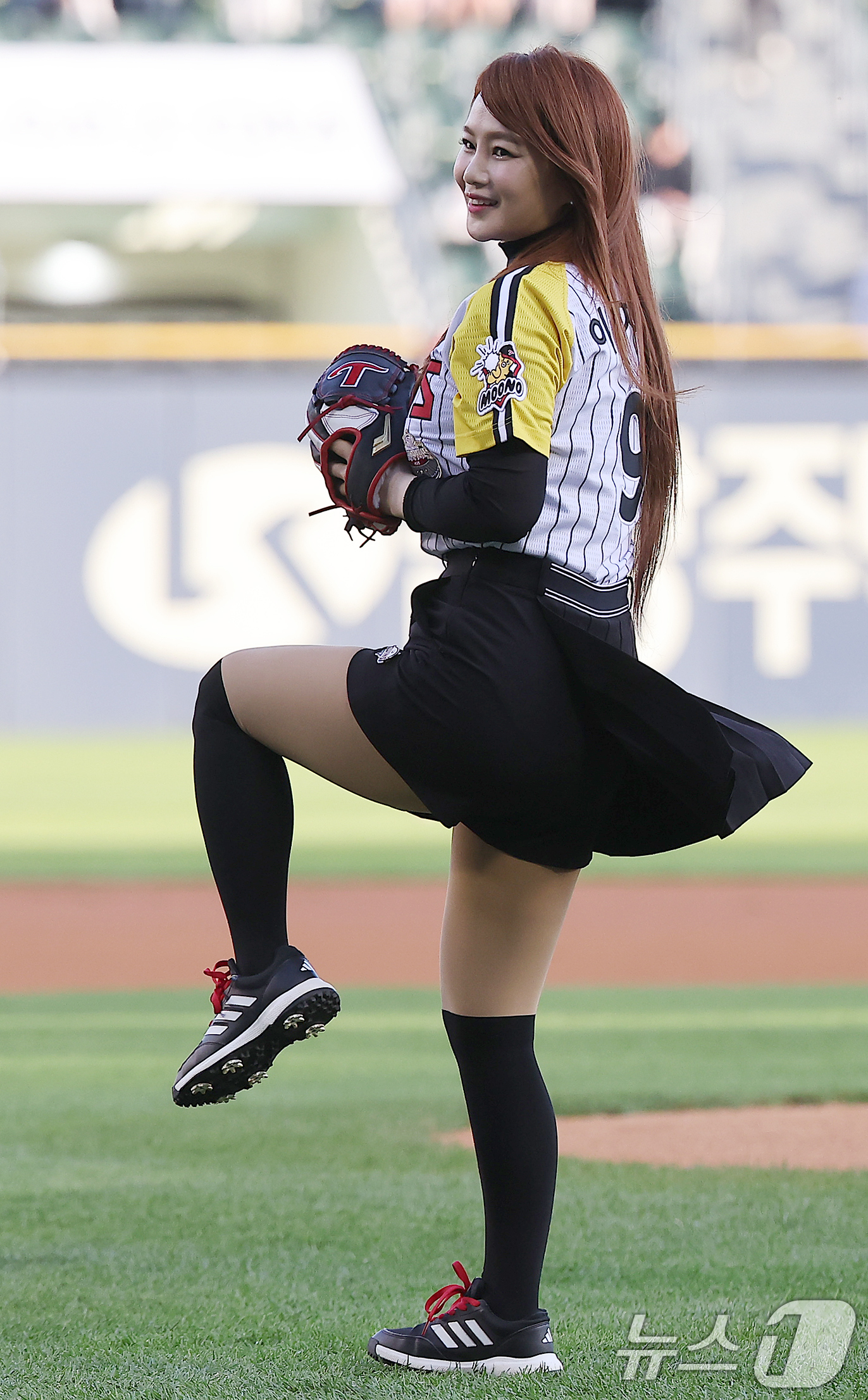 힘차게 시구하는 '스타강사' 이지영 - 뉴스1