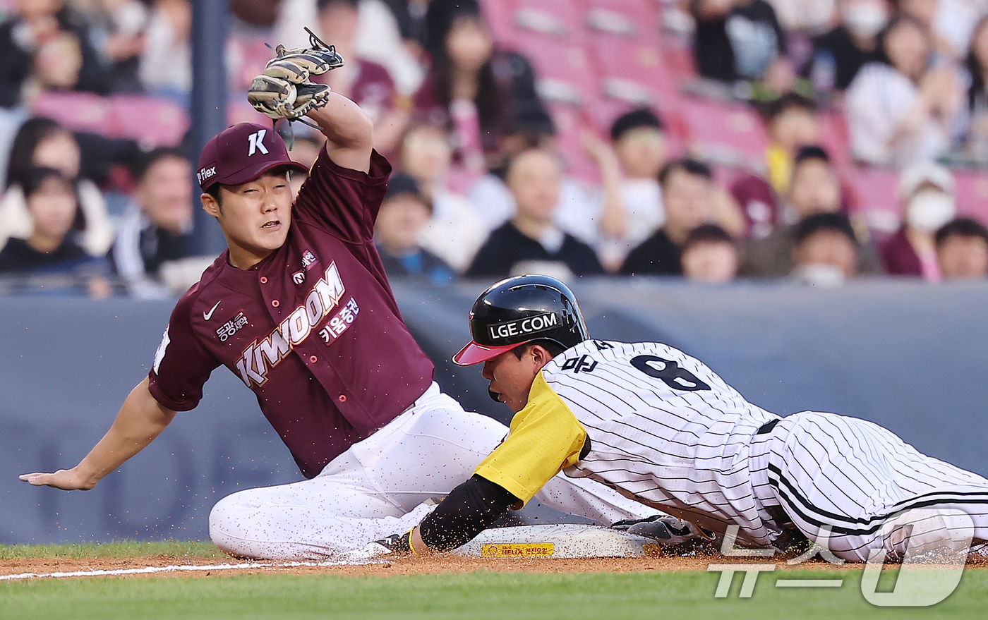 문성주, 빠른 발로 3루까지 무혈입성 - 뉴스1