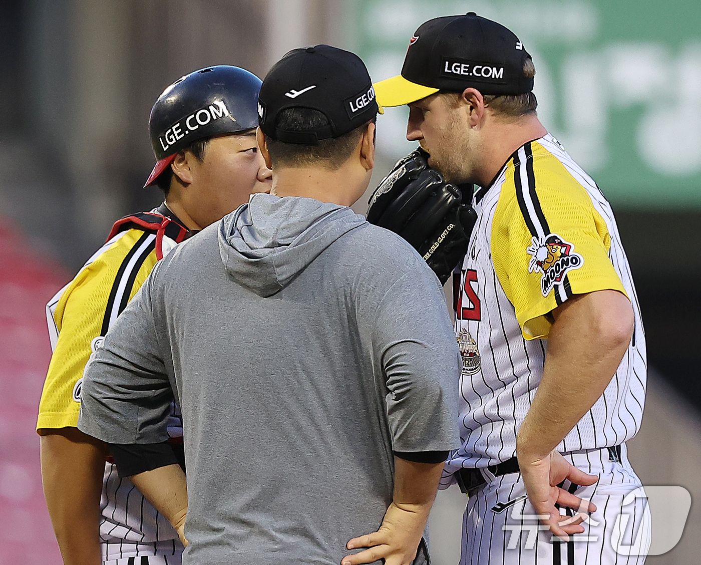 김범석·엔스, 사인이 안맞는거 같아 - 뉴스1