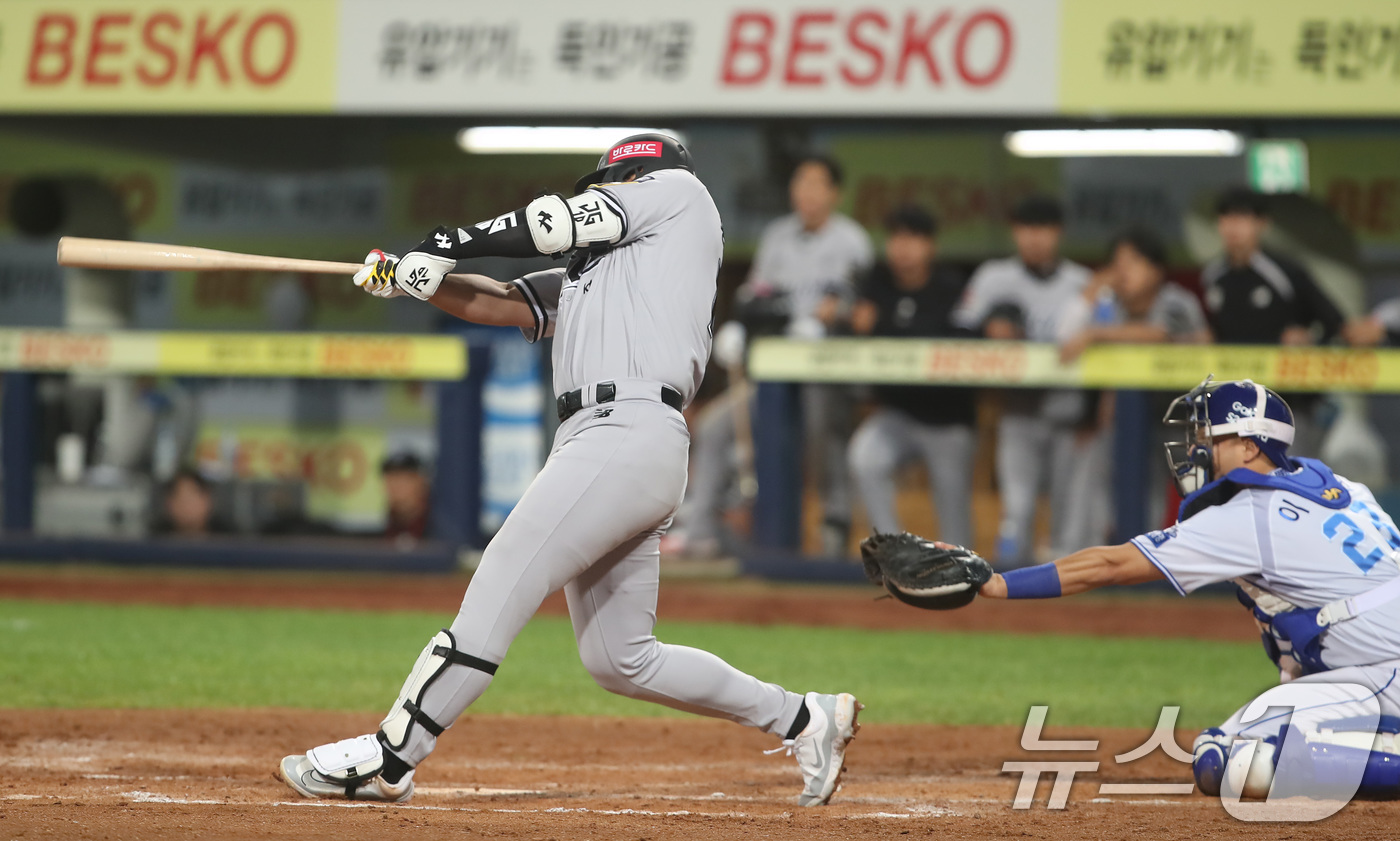 안타 치는 황재균 - 뉴스1