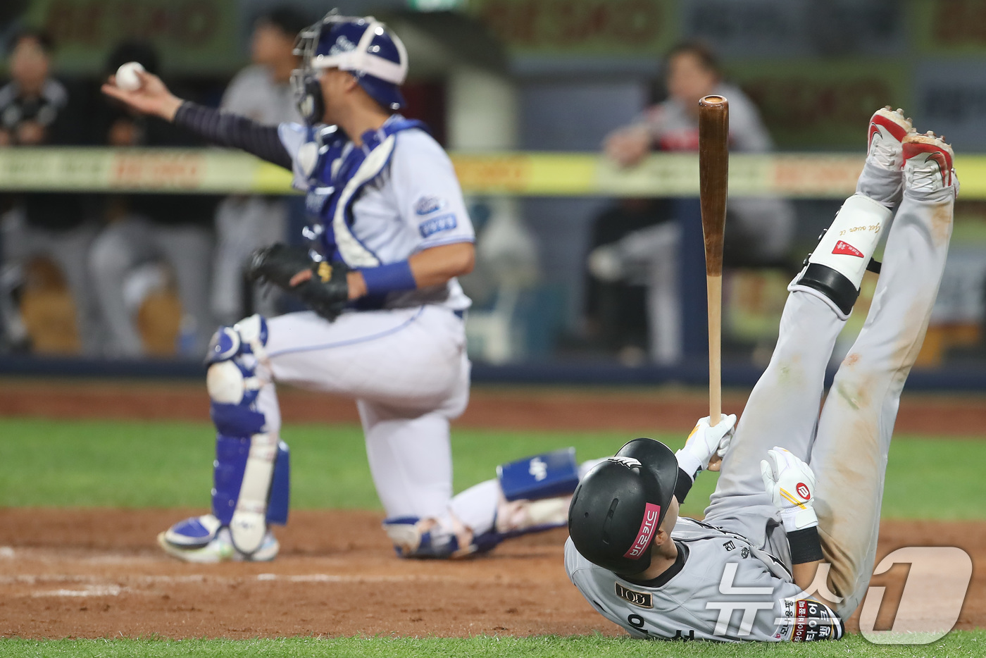 오윤석 '스윙 멈추려다' - 뉴스1