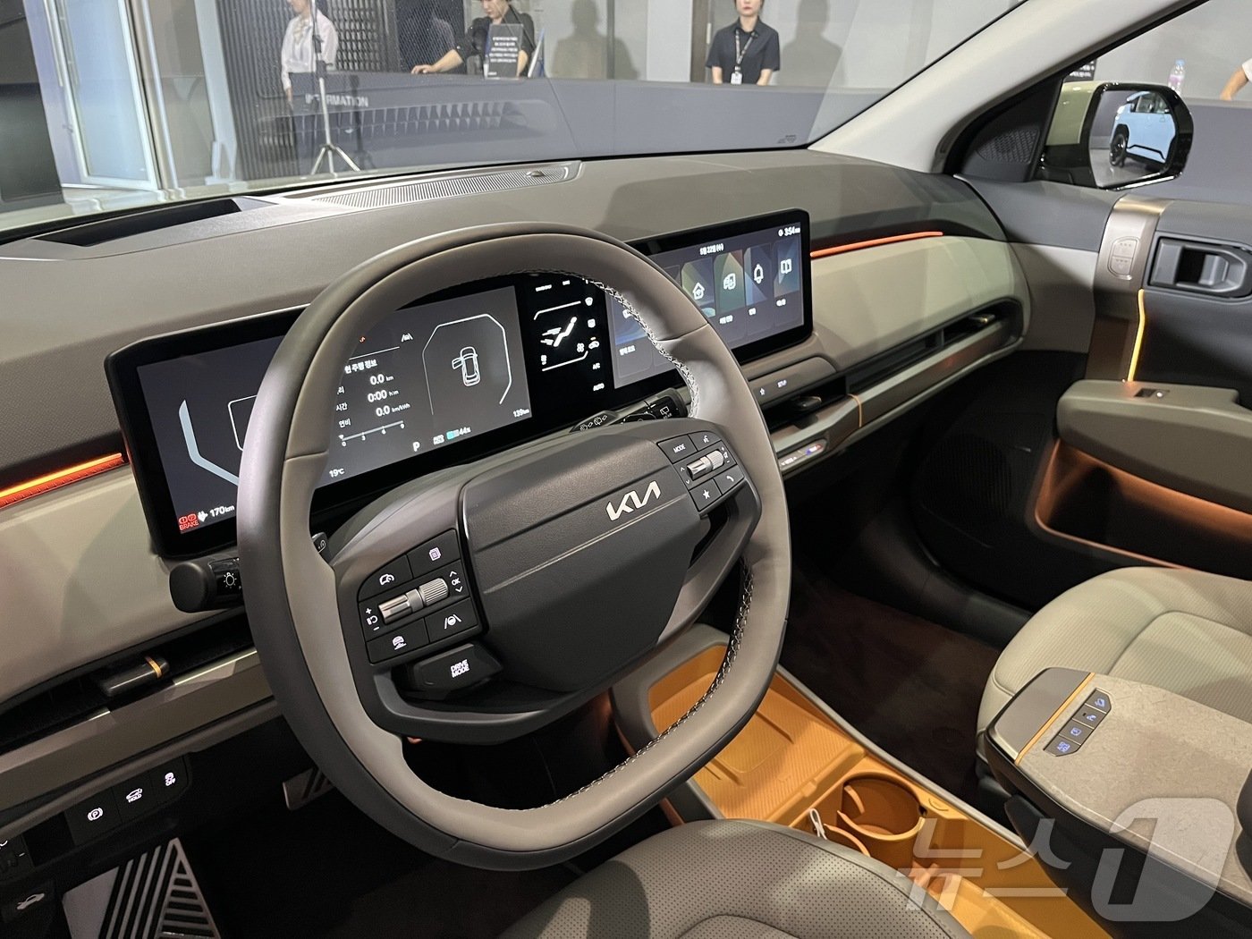 "후, 이정도면 됐나요"…'완충시 500km·3천만원대' 기아 EV3 공개 - 뉴스1