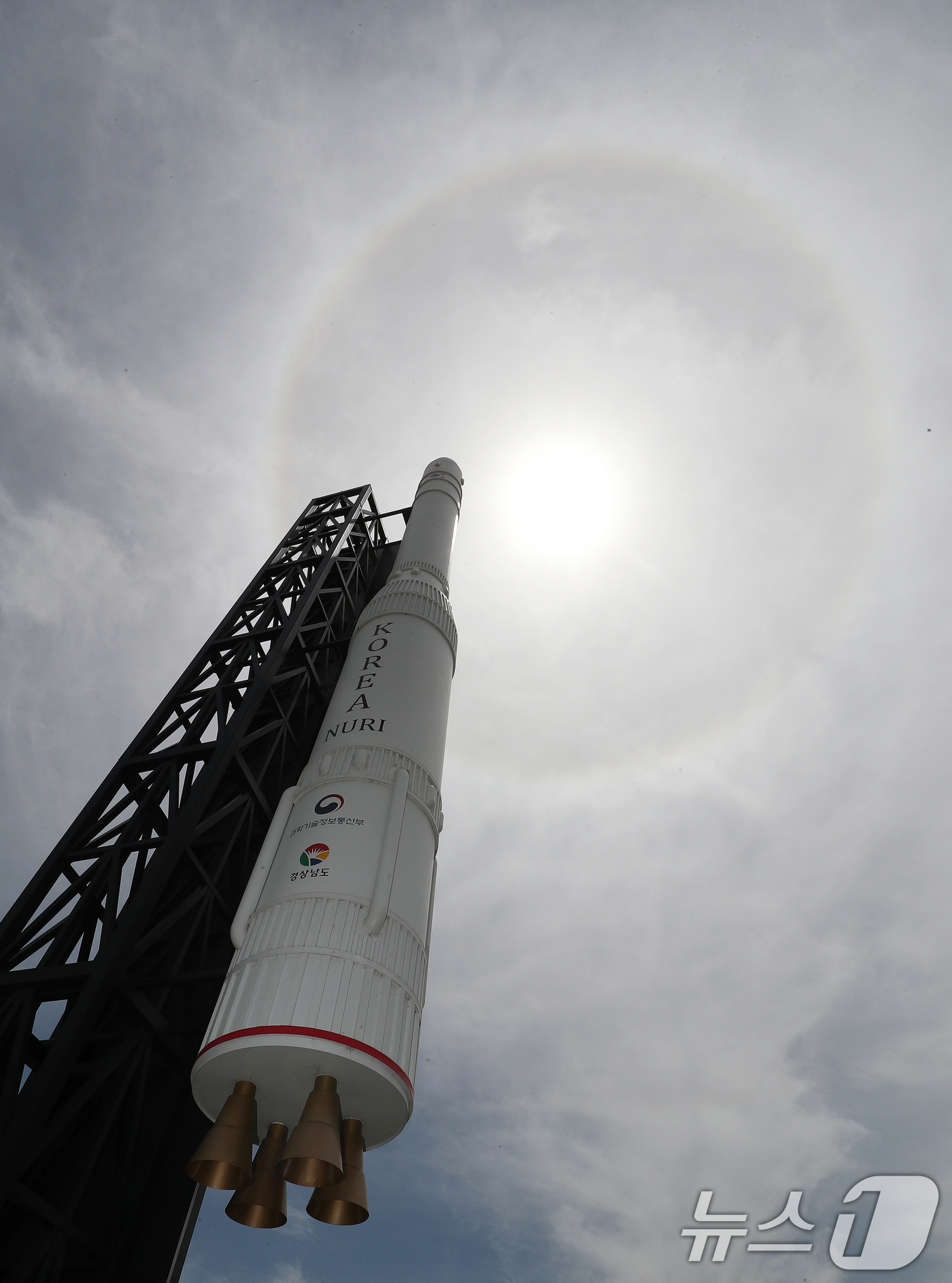 누리호 발사체 모형 위 선명한 해무리 - 뉴스1