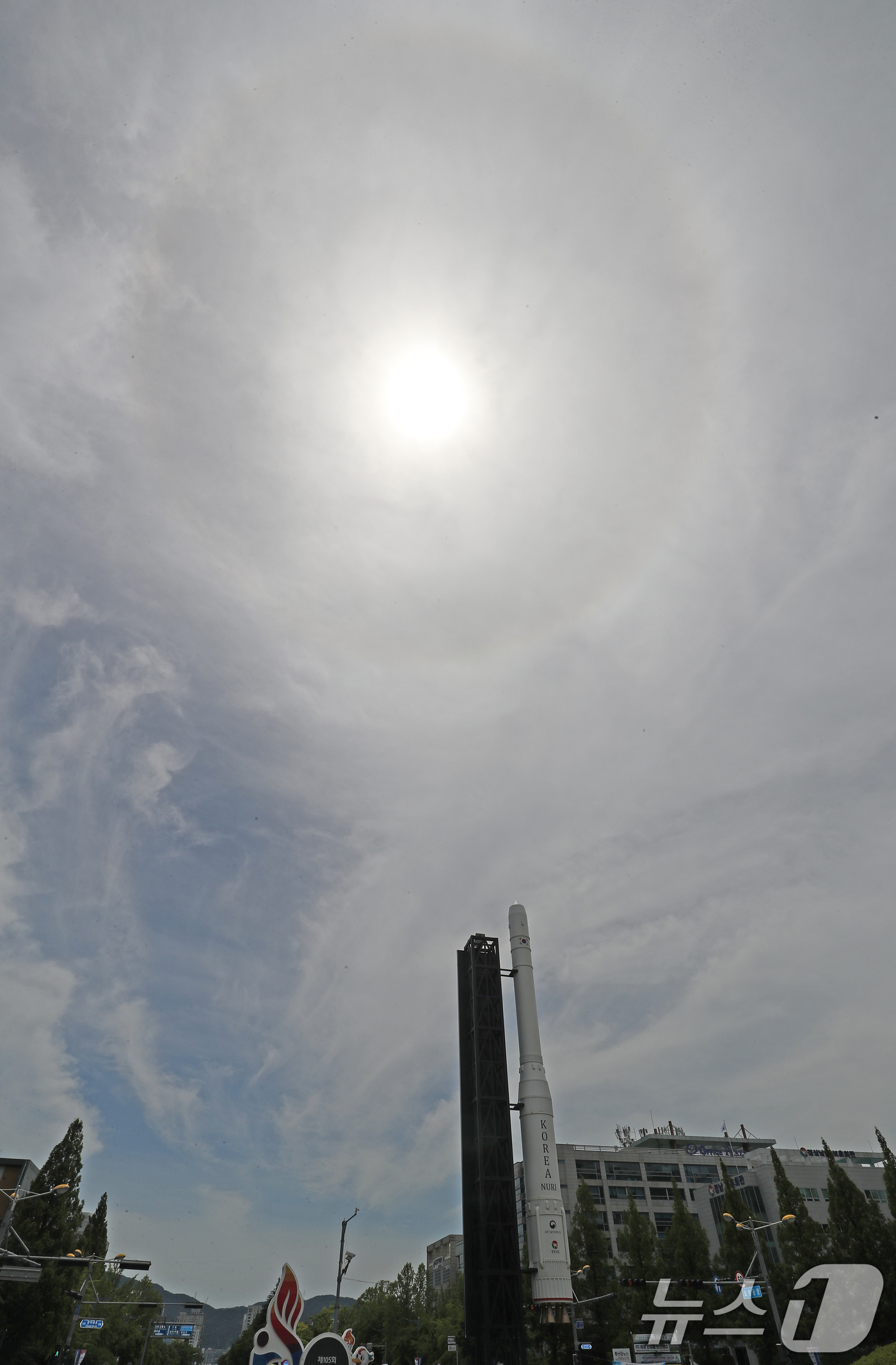 누리호 발사체 모형 위 해무리 - 뉴스1