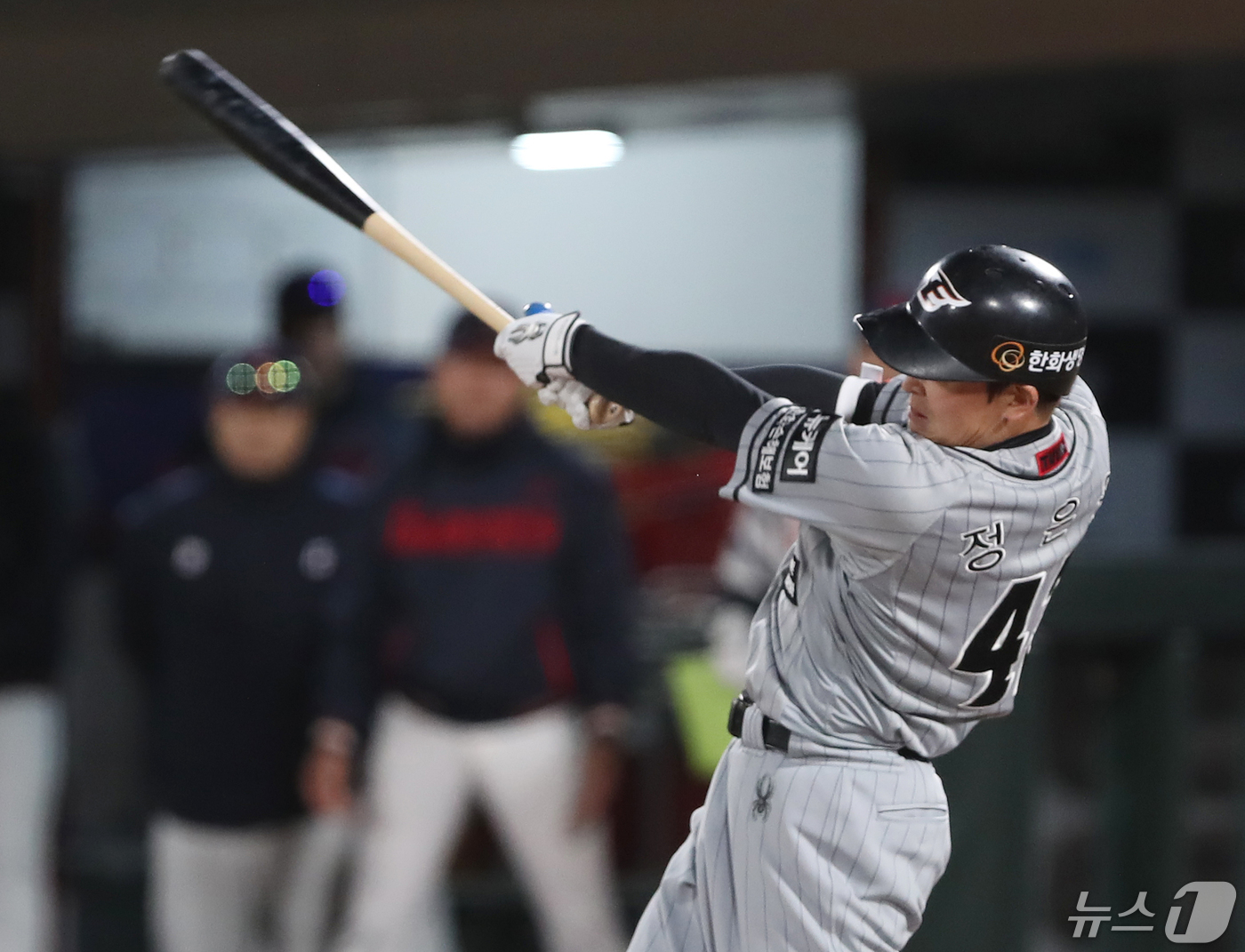 정은원 '때렸다' - 뉴스1