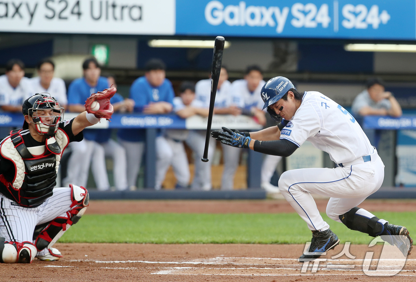구자욱 '깜짝이야' - 뉴스1