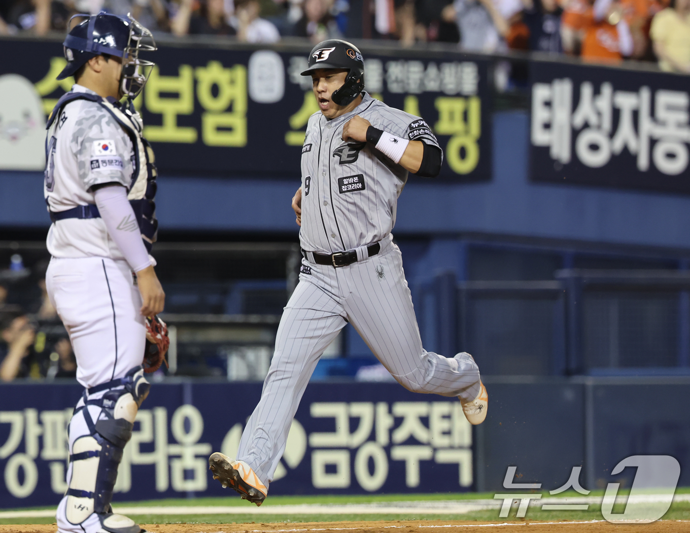 득점하는 한화 김강민 - 뉴스1