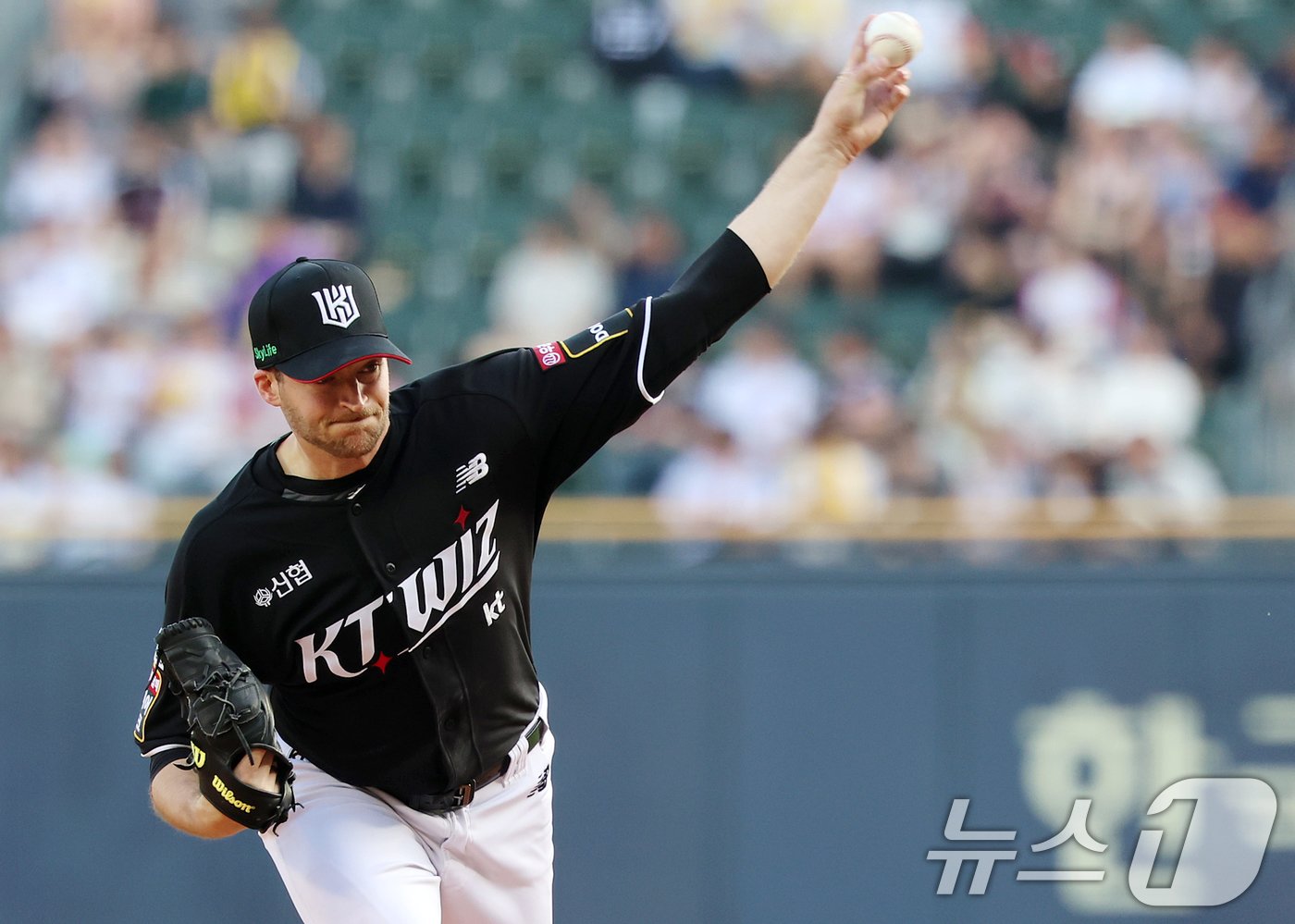 벼랑 끝 승부…두산 최승용 vs KT 벤자민, 선발 어깨가 무겁다[WC2] - 뉴스1