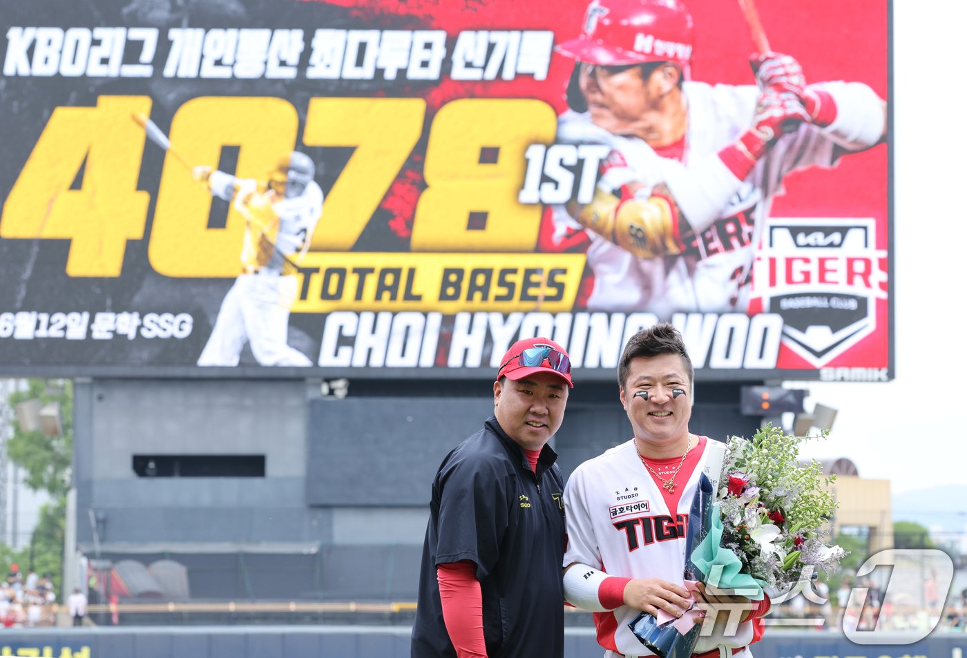 "메시지 주는 타자"…KIA 선두 이끄는 마흔 넘은 神人 최형우 - 뉴스1